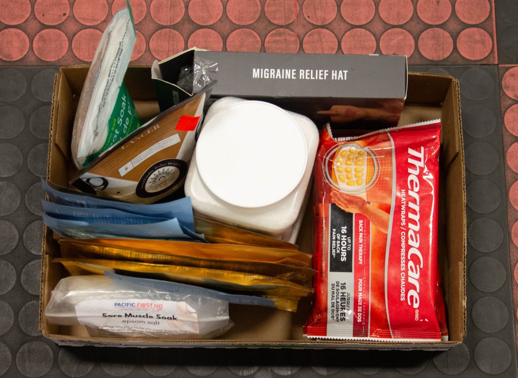 FLAT OF BATH & BODY ITEMS