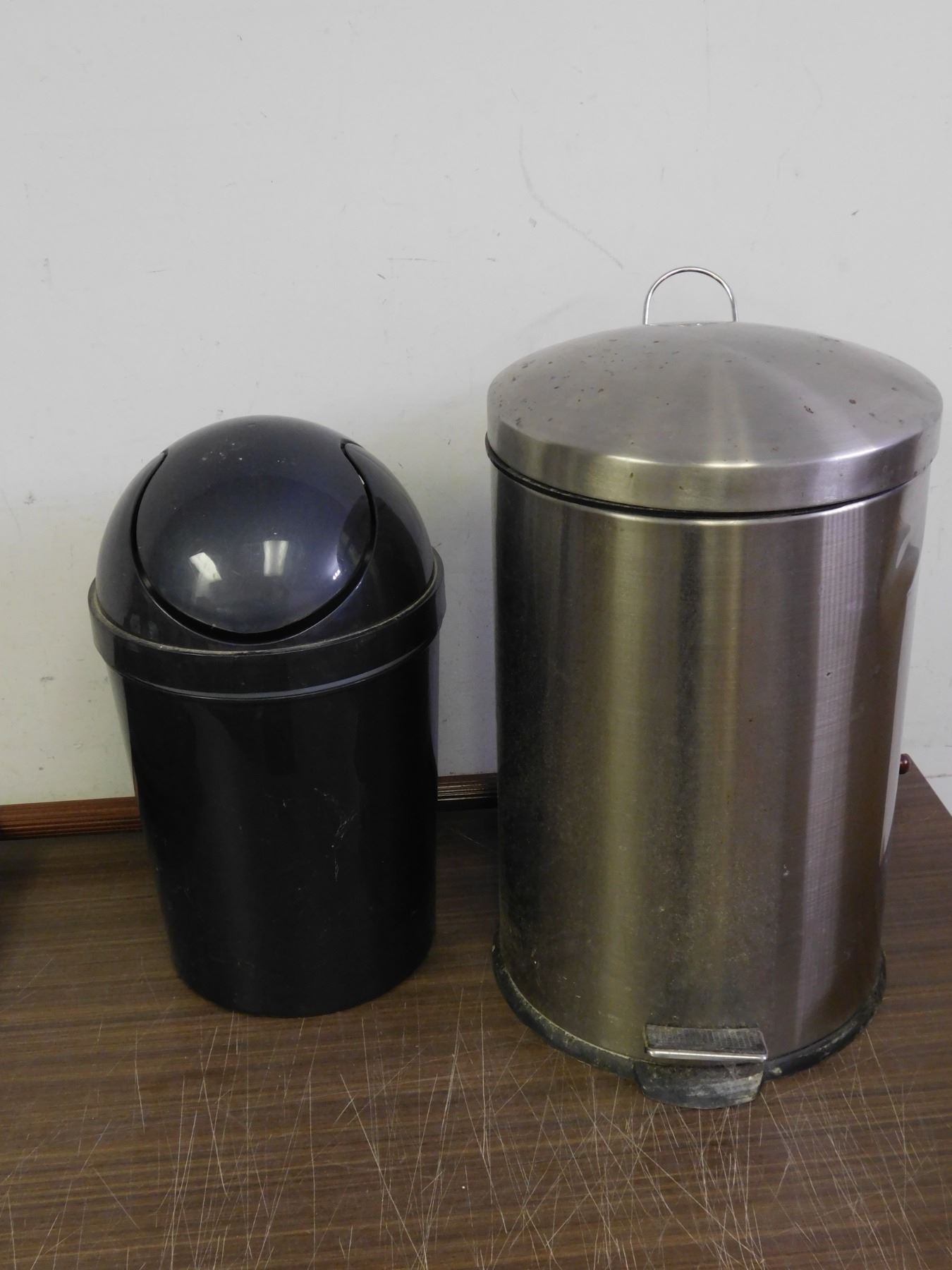 2 Garbage Cans, Step-Lid