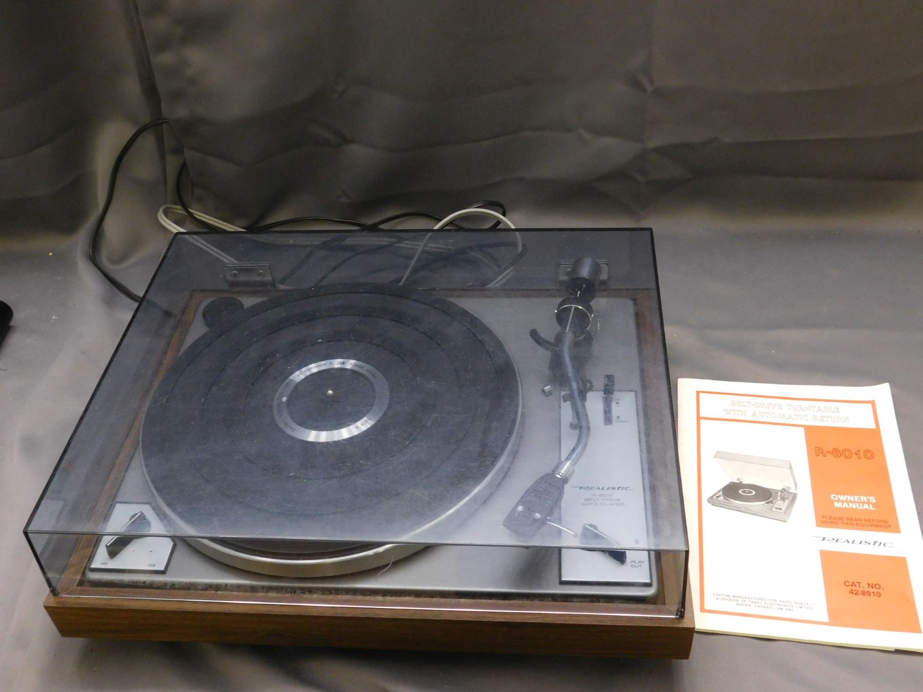 Realistic Turntable Record Player R-8010