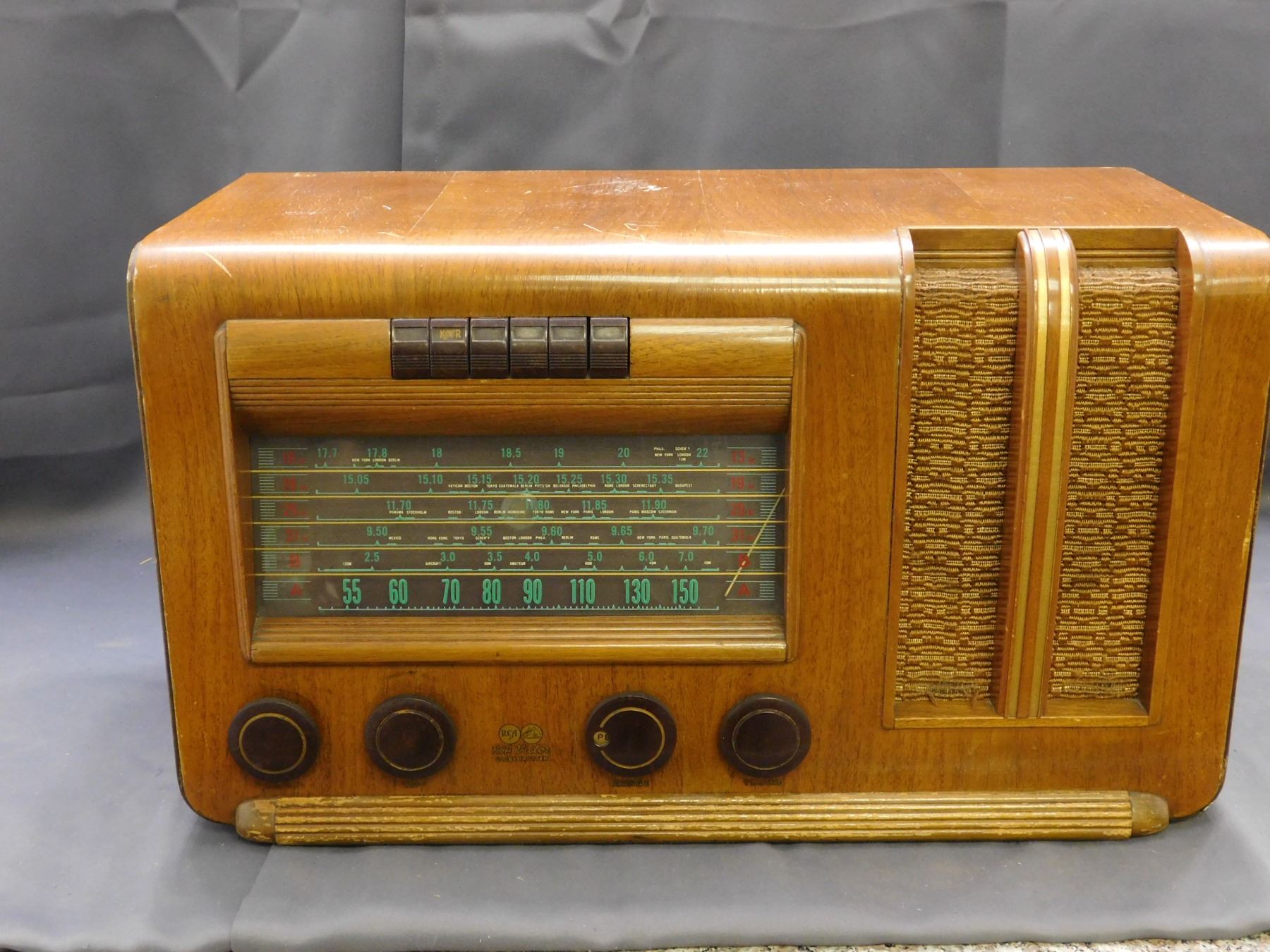 Vintage RCA Victor Globe Trotter World Radio / Tube Radio