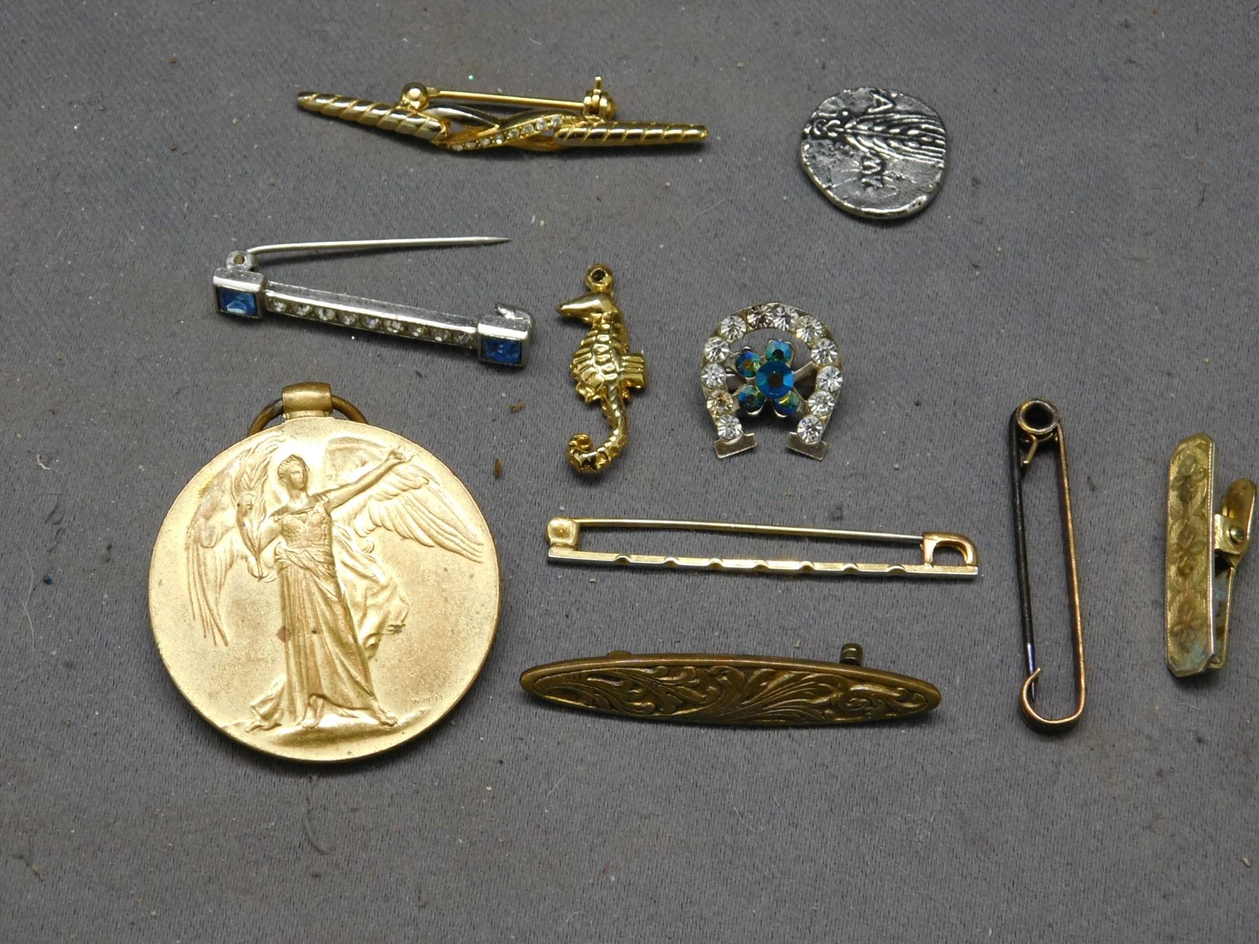 WW1 The Great War Victory Medal & Assorted Pins