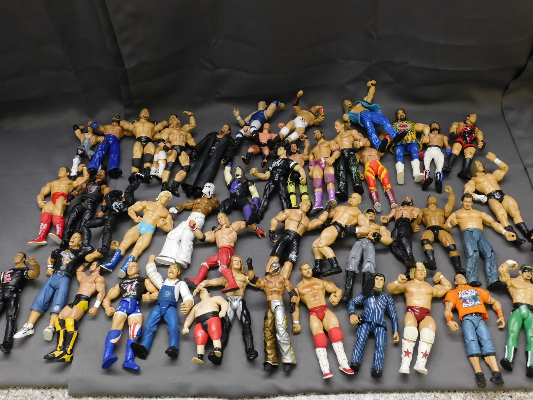 LARGE Lot of 40+ WWF WWE WCW Wrestling Action Figures Jakks, Mattel