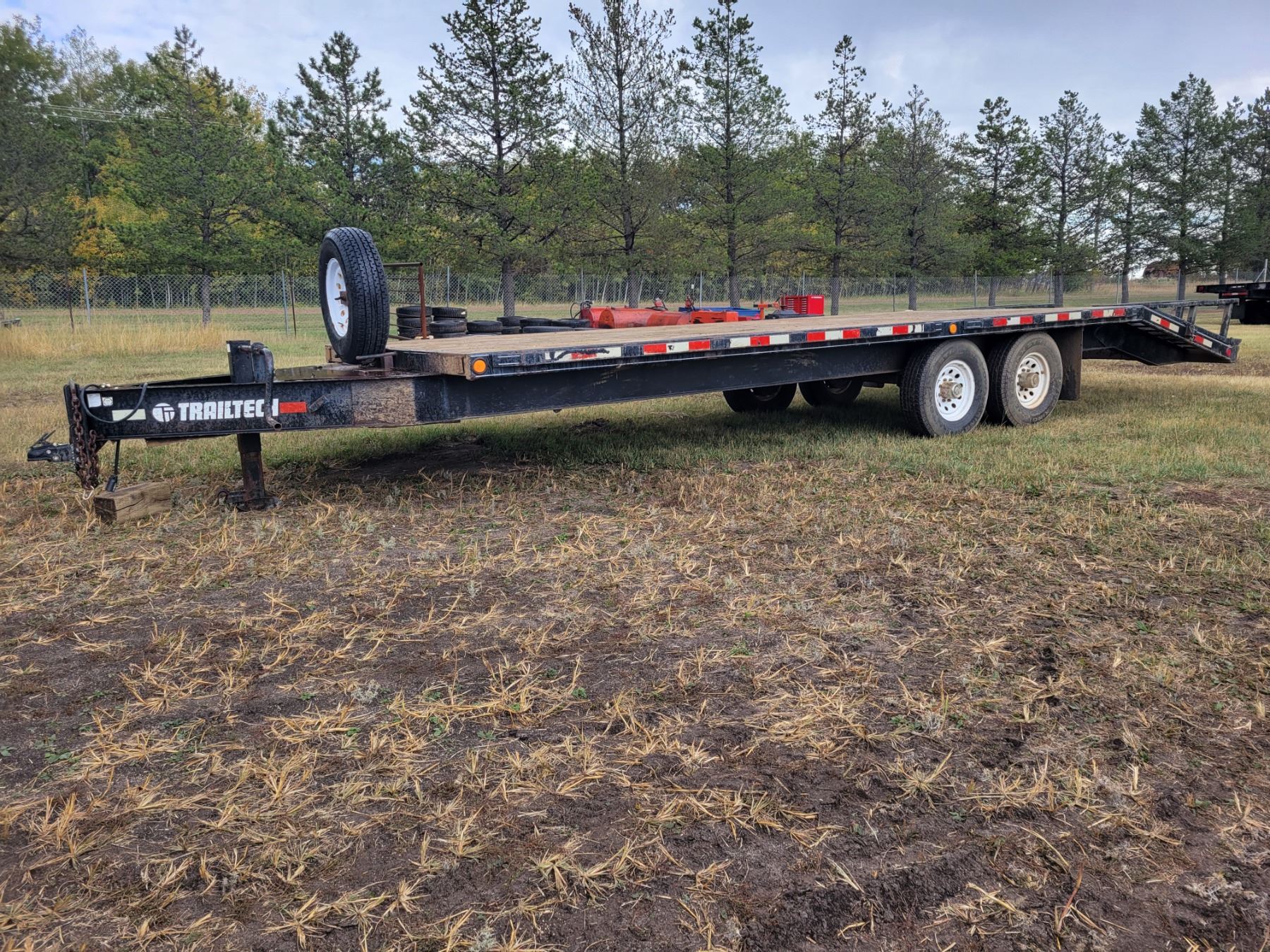 2008 Trailtech 20 ft deck, 54 inch beavertail c/w fold down ramps ...