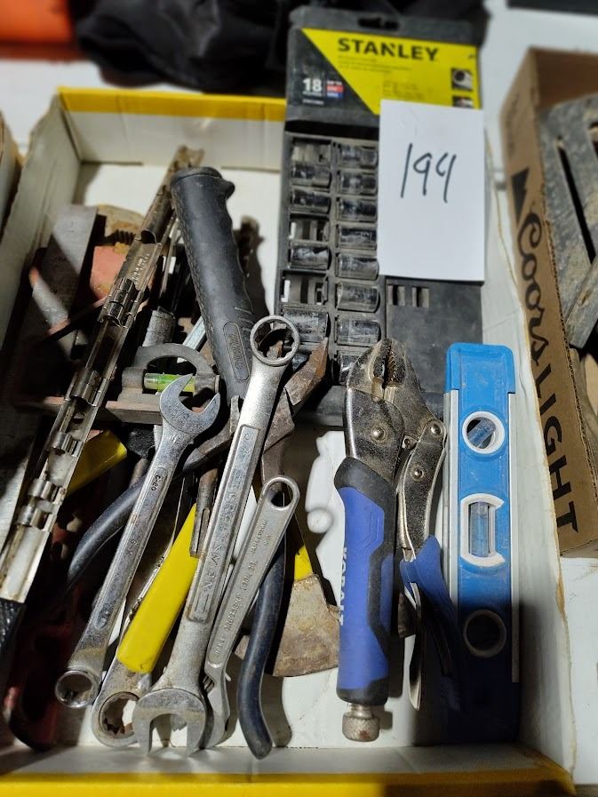 ASSORTMENT OF HAND TOOLS