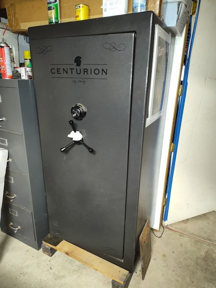 CENTURION FLOOR GUN SAFE / VERY GOOD CONDITION