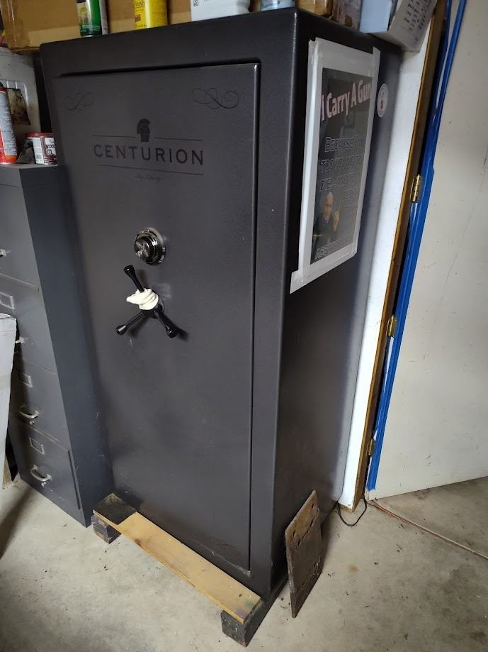CENTURION FLOOR GUN SAFE / VERY GOOD CONDITION