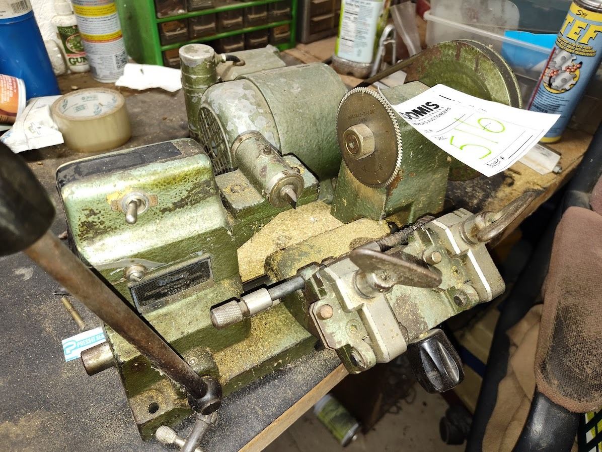 BORKEY KEY CUTTING MACHINE /RUNS