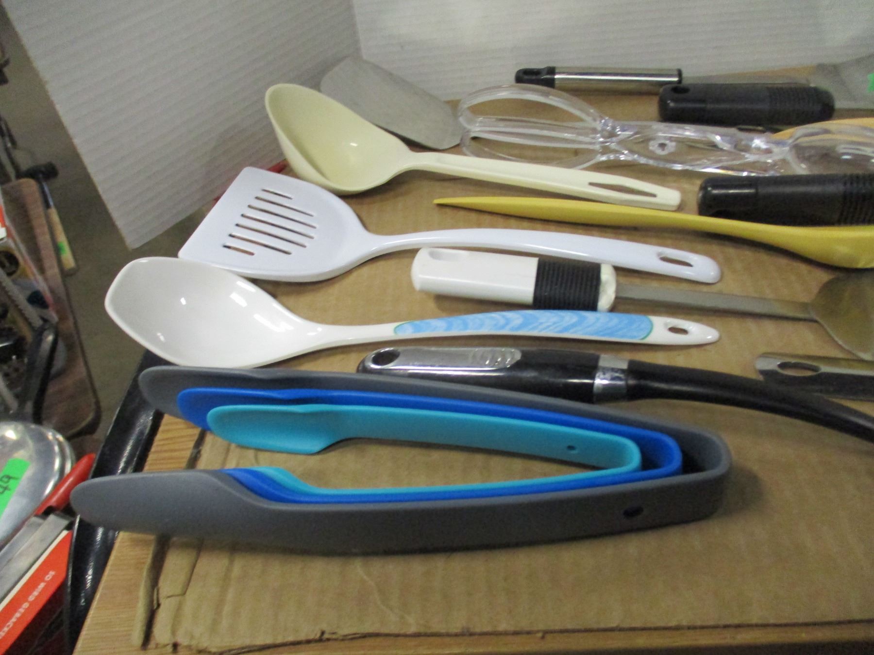 ESTATE: FLAT C/W ASSORTED KITCHEN UTENSILS