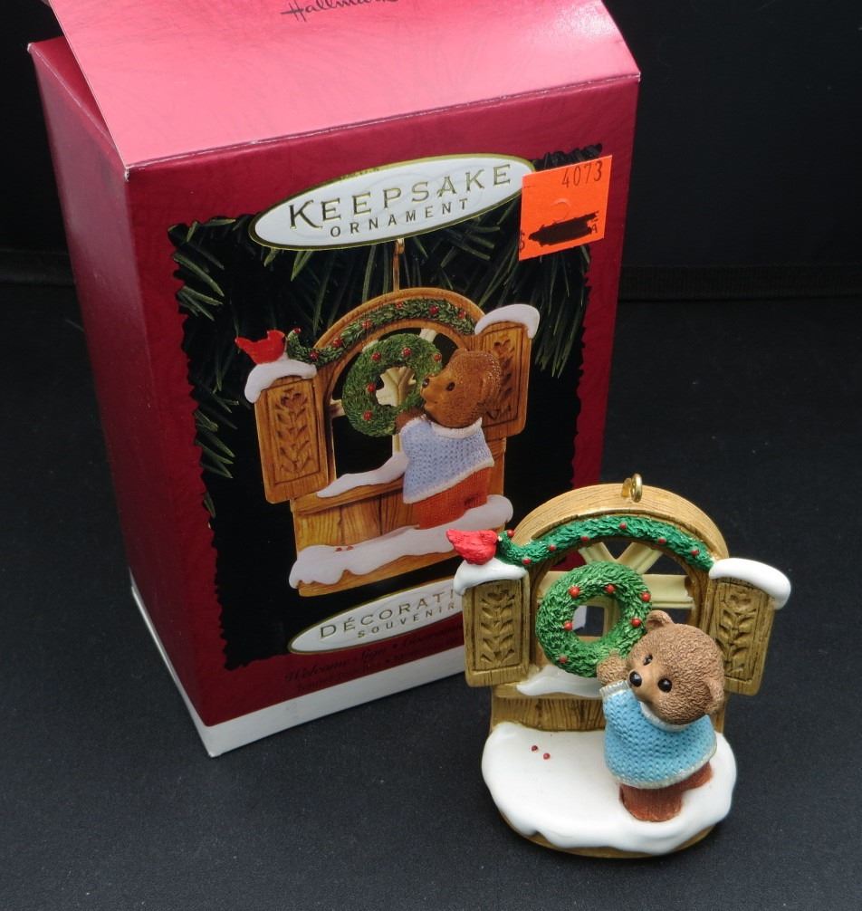 1996 Hallmark Keepsake Ornament Tender Touches Welcome Sign