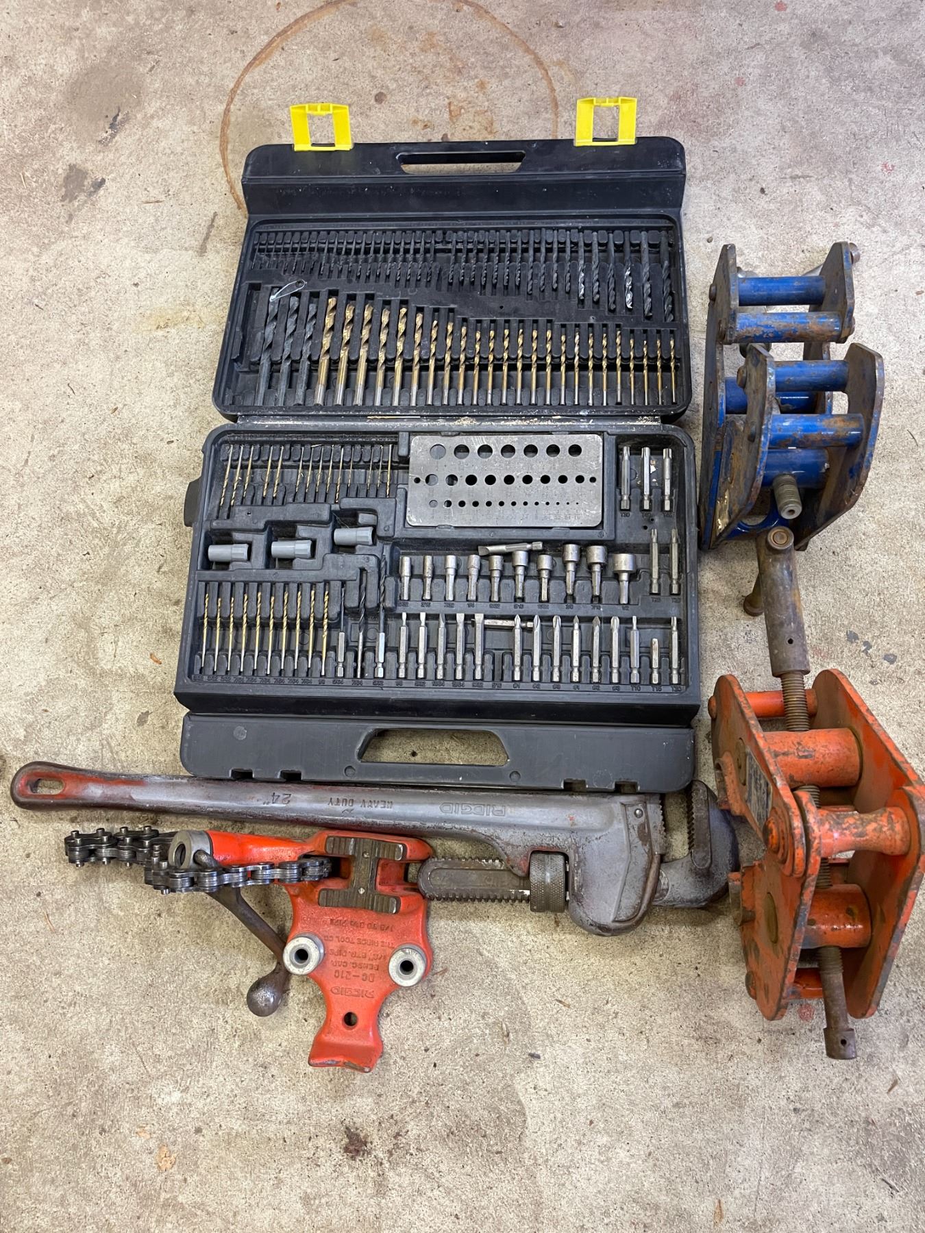 3 Pipe clamps, pipe wrench, drill bit set