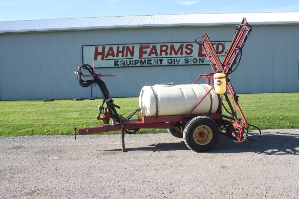 Hardi TR300 trail sprayer, single axle, manual controls