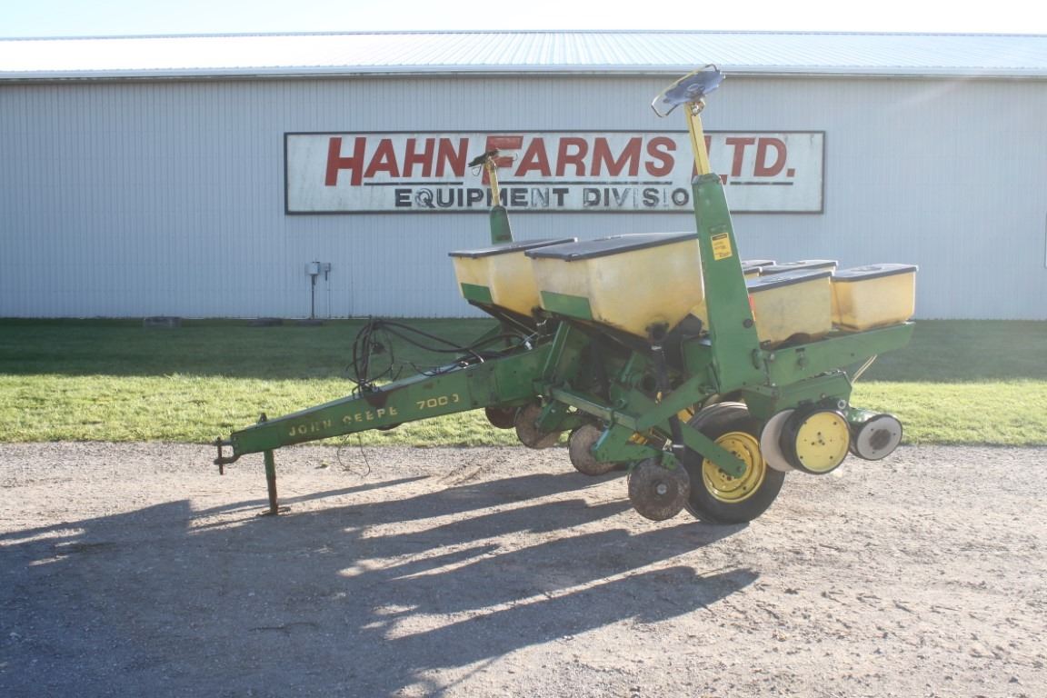 JD 7000 4 row planter, 30" spacing, dry fertilizer, monitor