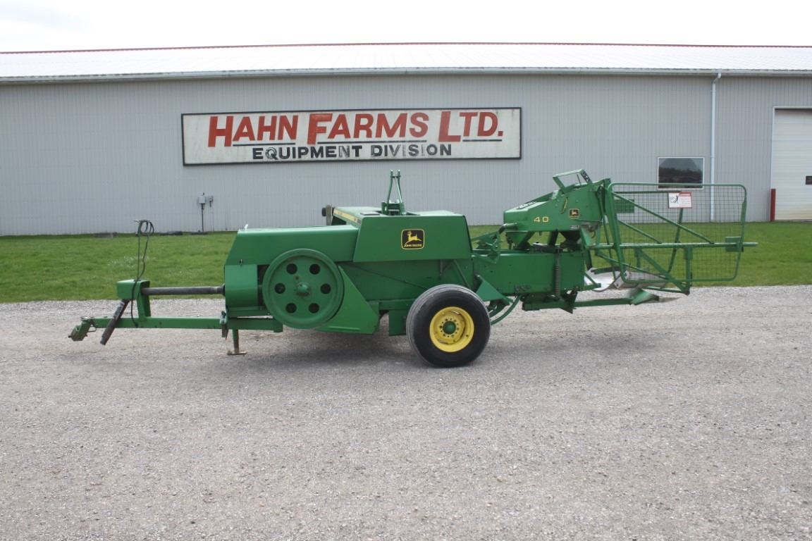 JD 338 small square baler, hydraulic 40 ejector