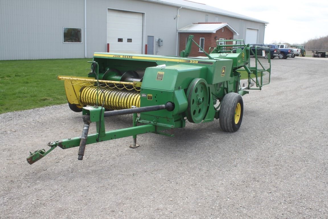 JD 338 small square baler, hydraulic 40 ejector
