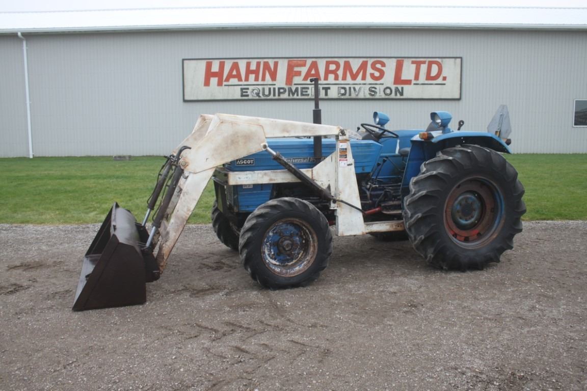 Universal 640 DT 4wd tractor, KMW quick attach loader, 1561 hours