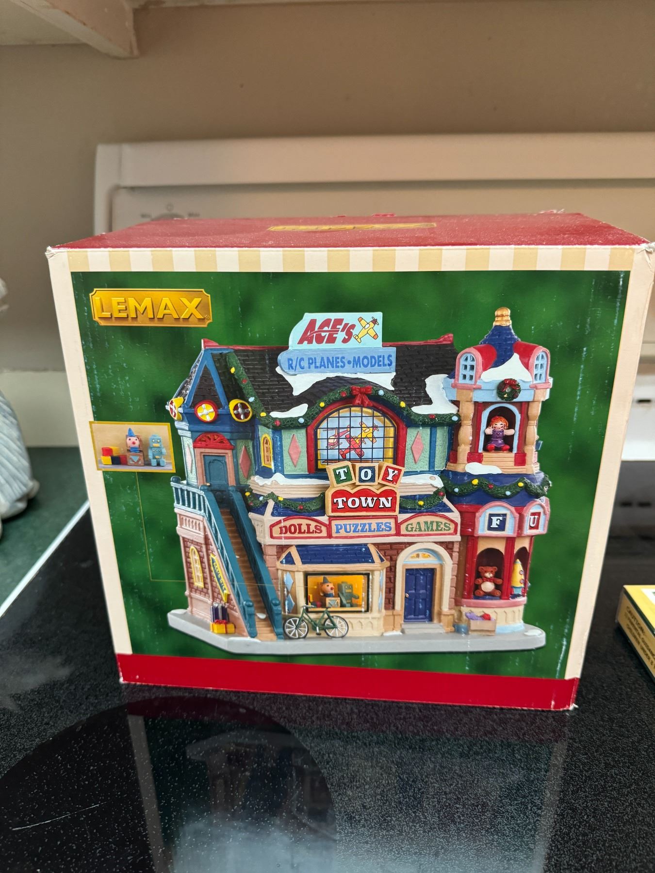 Lenax porcelain lighted building
