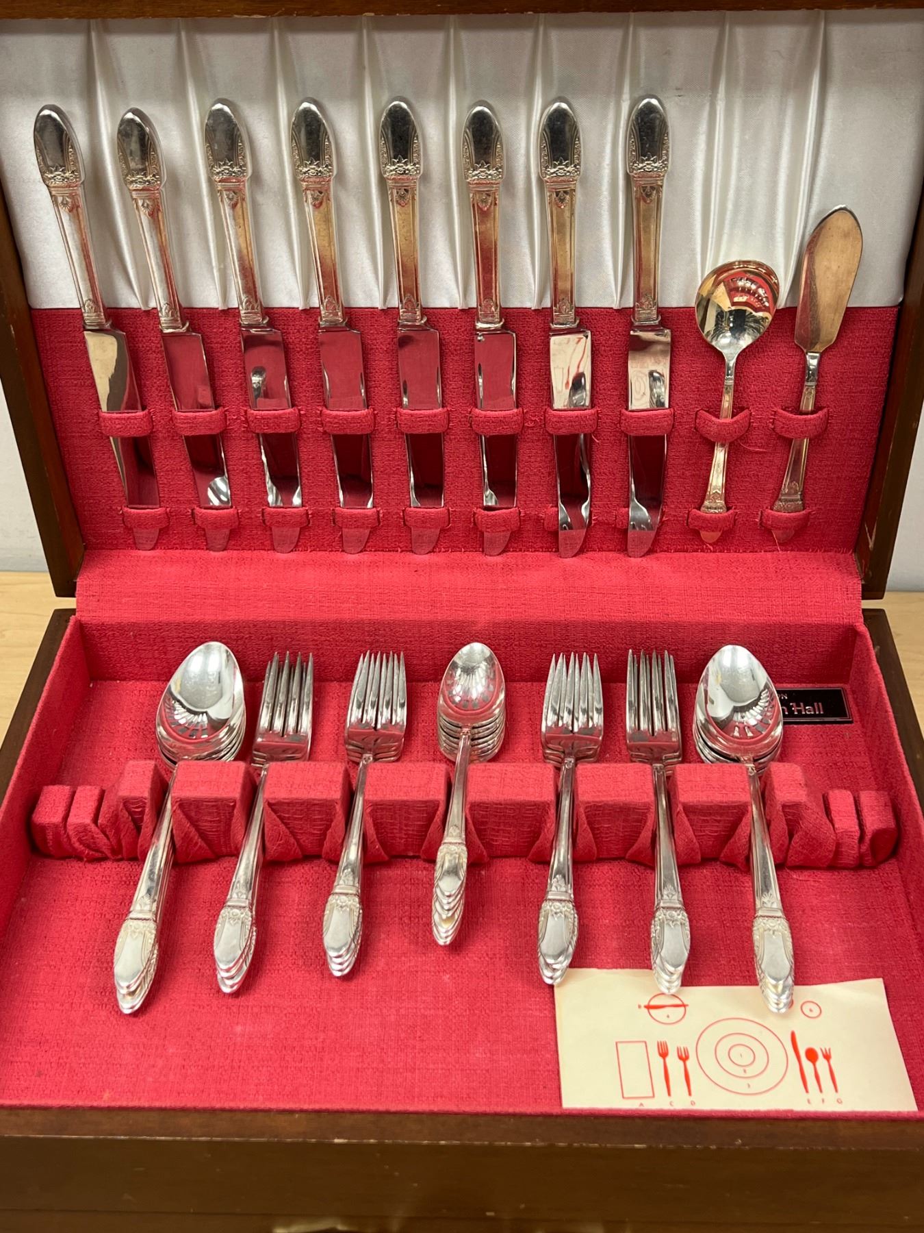 1847 Rogers Bros. Cutlery set in wood box ( 8 settings of 5 pcs and 2 ...