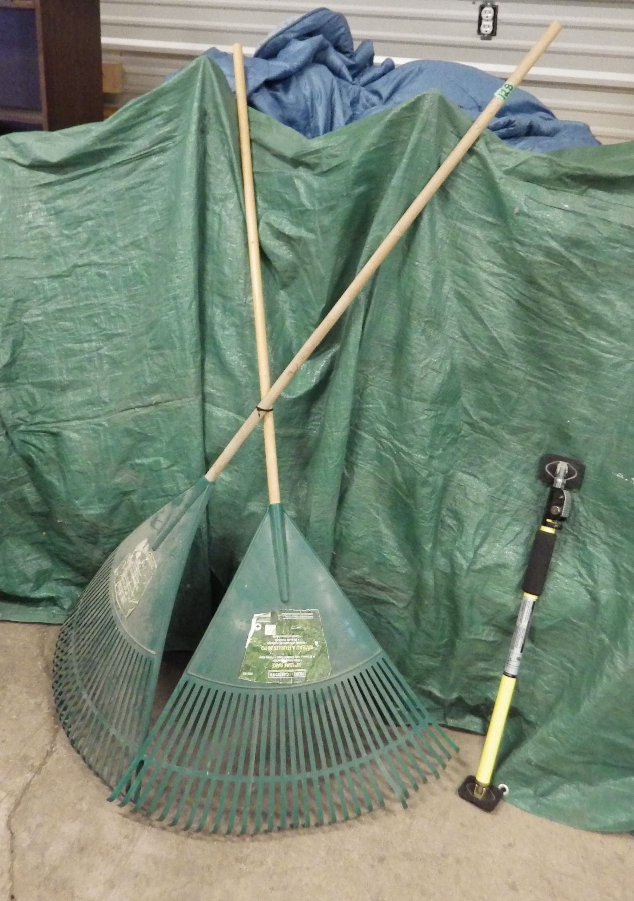 Lot of two fan rakes and Quick support rod