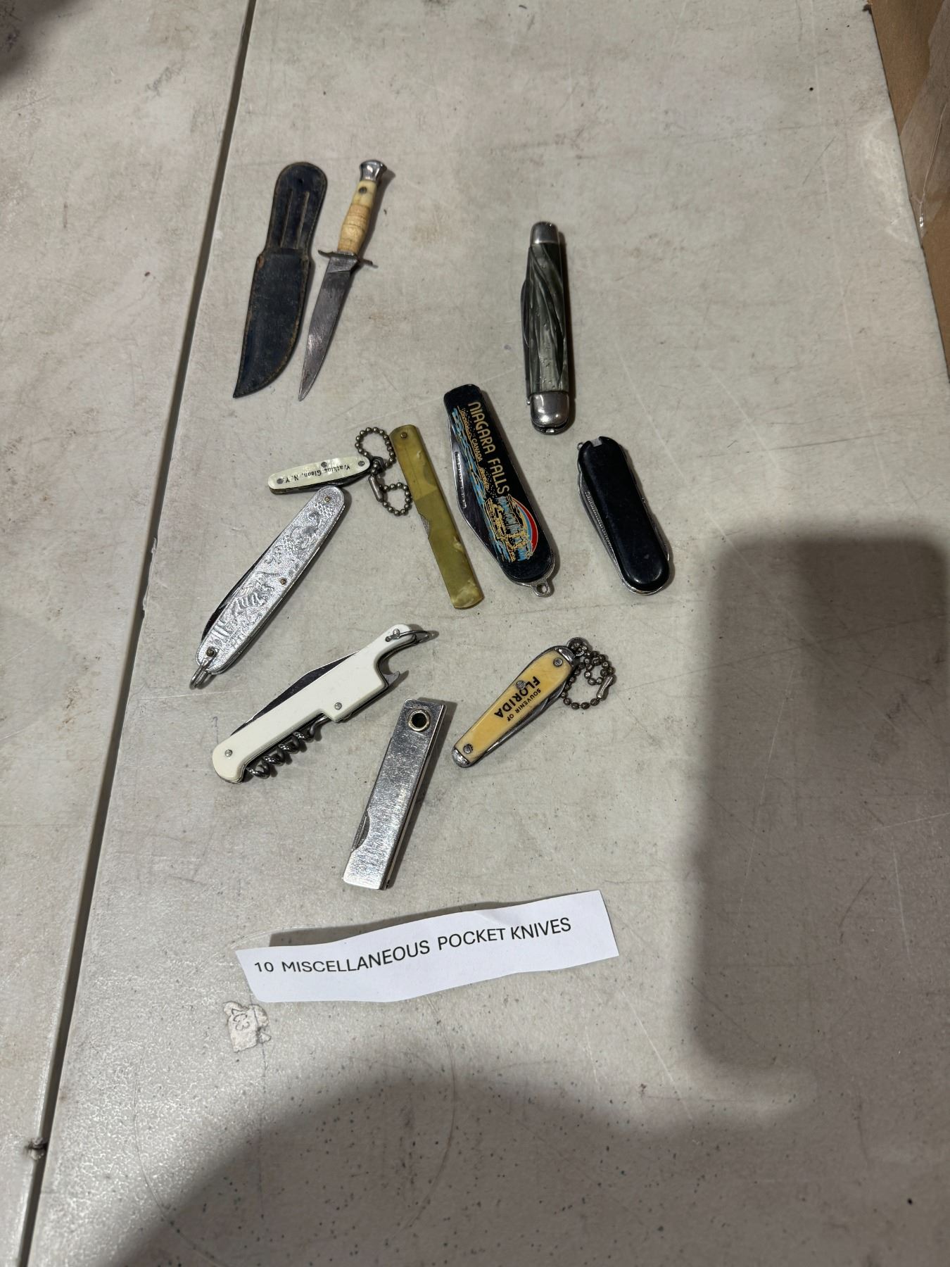 10 miscellaneous pocket knives