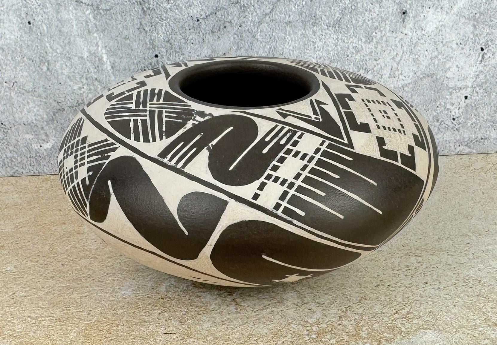 Jose Loya Ana Pena Mata Ortiz Pottery Vase Pot