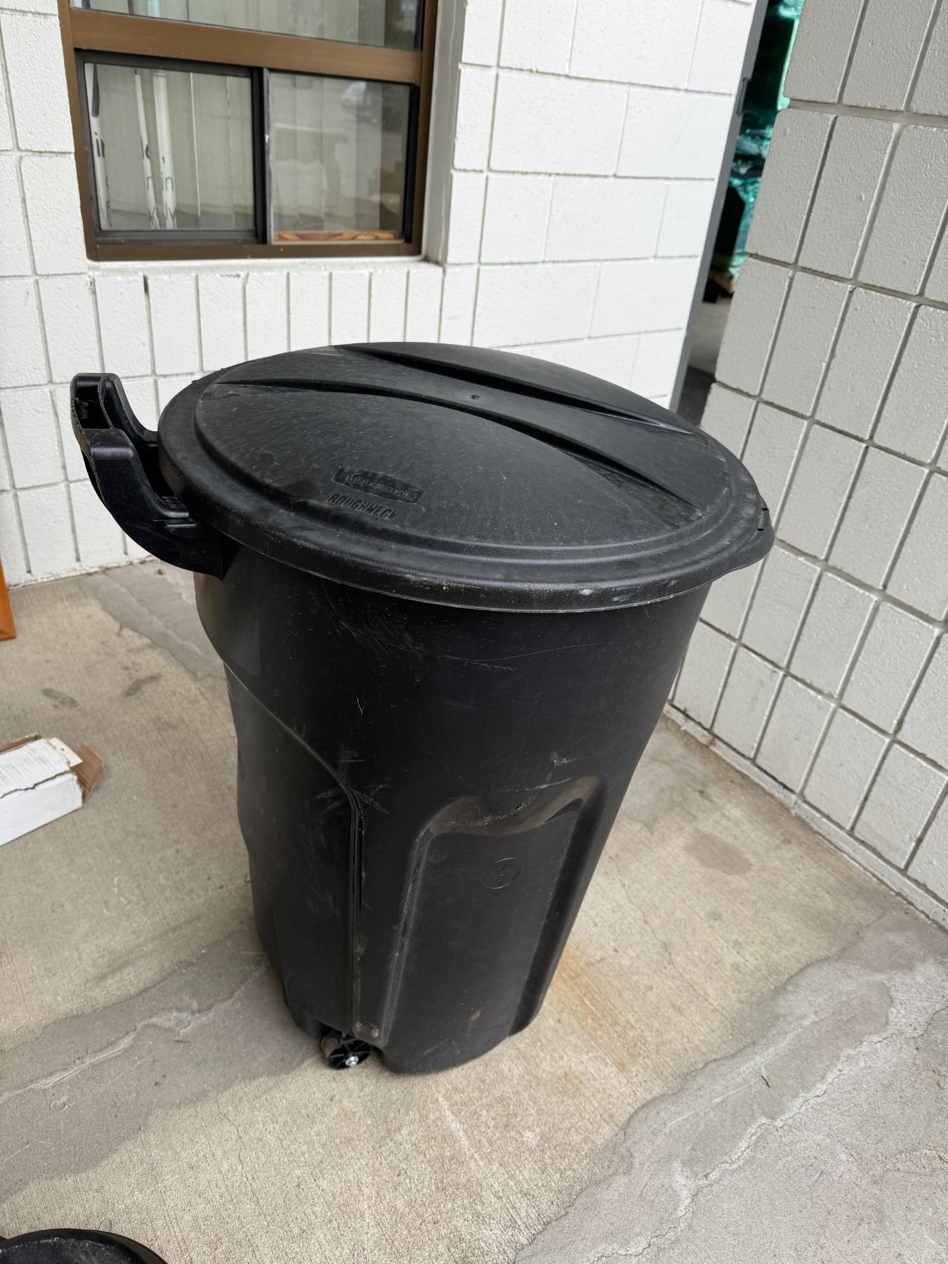 Rubbermaid roughneck garbage can with wheels Rubbermaid roughneck garbage can with wheels