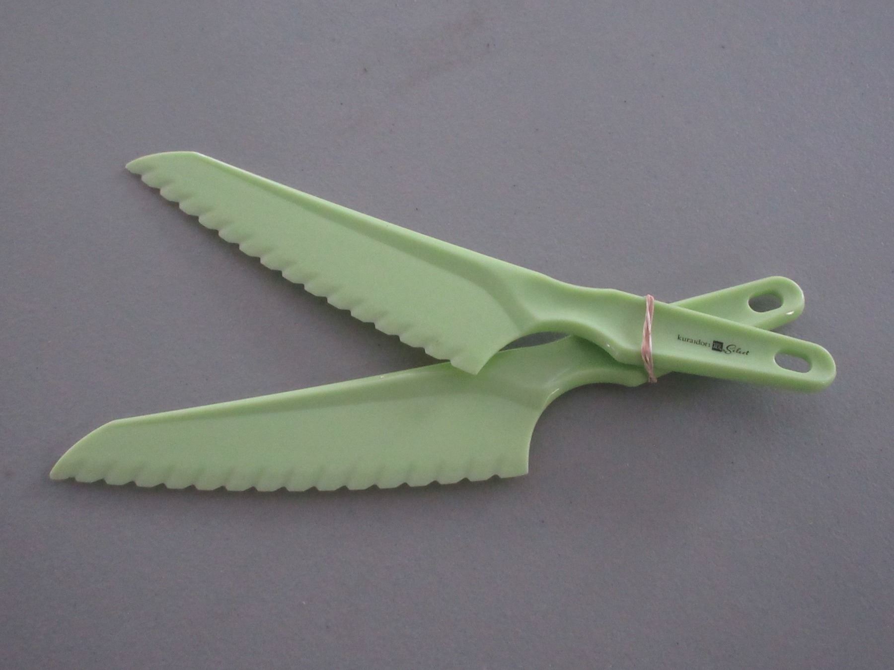 NEW: KURAIDORI GREEN PLASTIC KNIVES (2)
