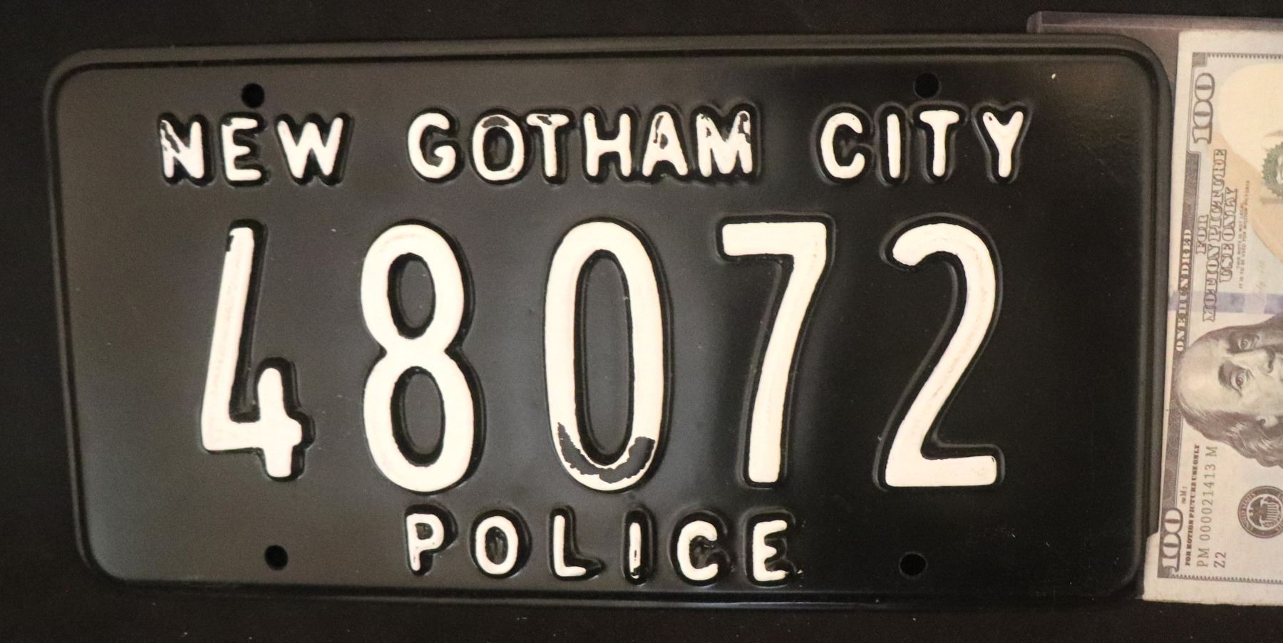BATMAN GOTHAM KNIGHTS NEW GOTHAM POLICE LICENSE PLATE SCREEN USED