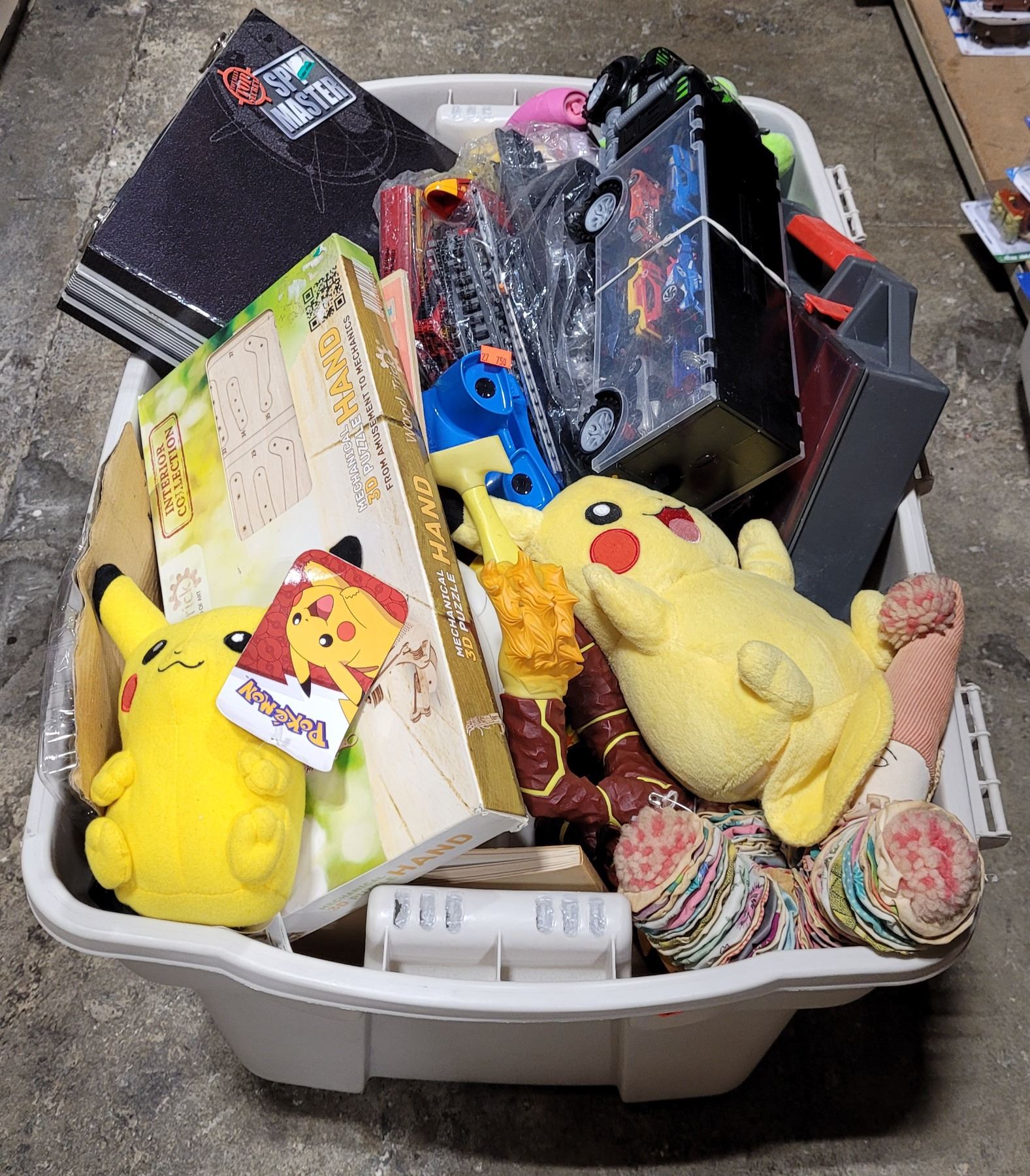 Pokémon Pikachu & Box Full Of Toys