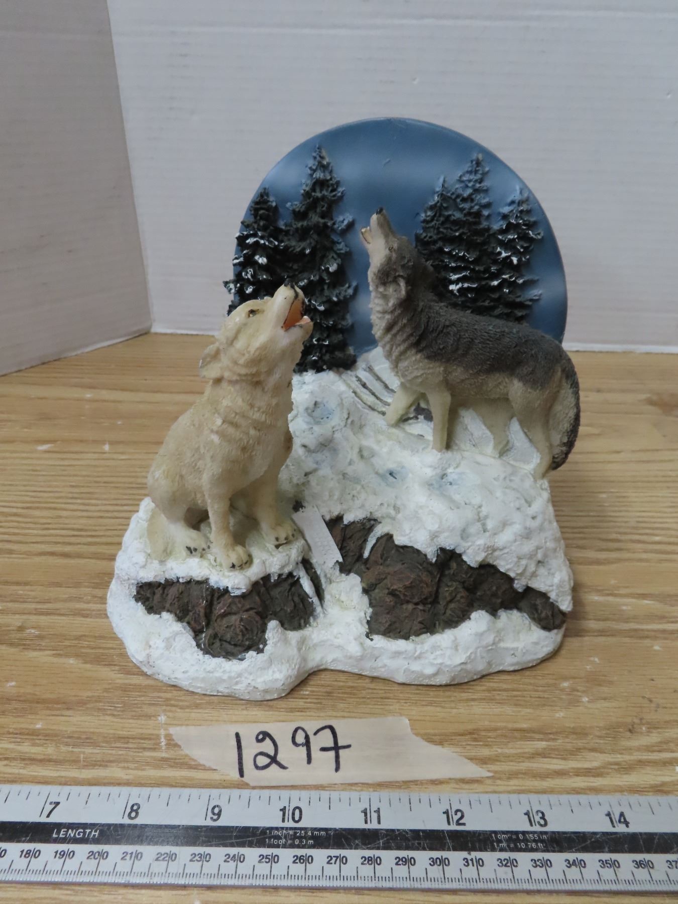 Vintage 3D wolf collectible plate wolves standing /sitting an snowy ...