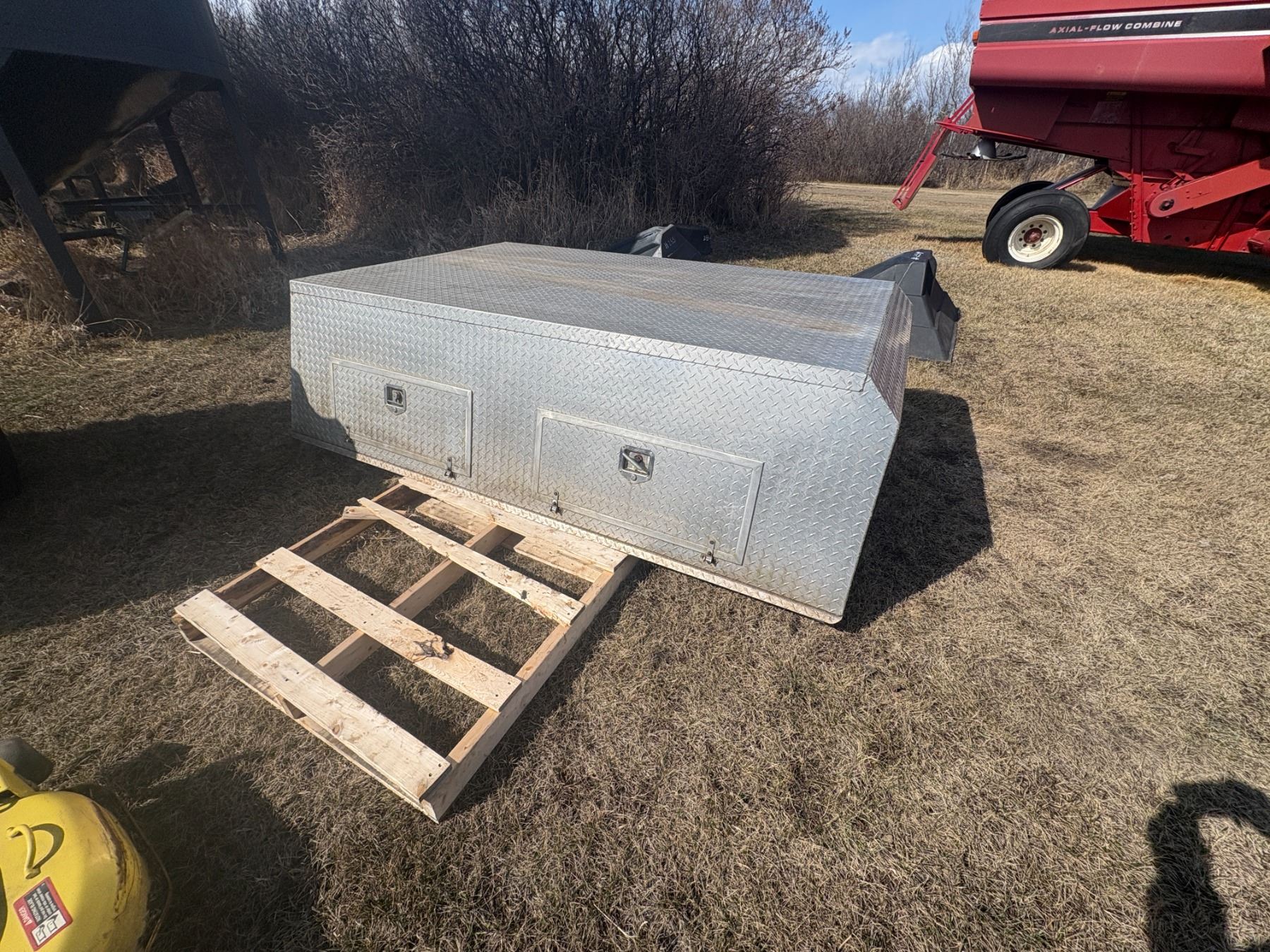 8 ft. checker plate canopy c/w 4- side compartments, Very well made