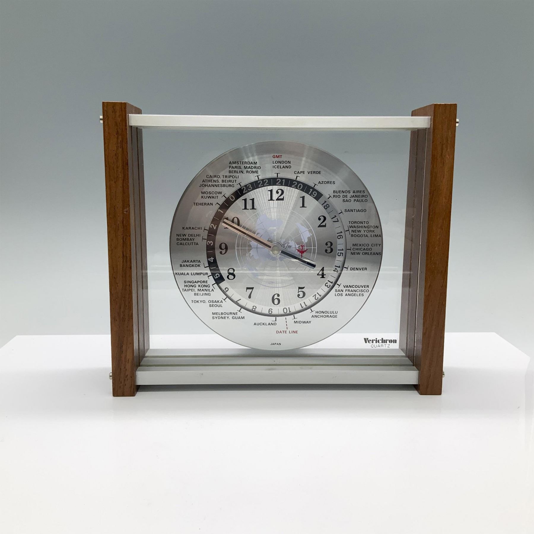 Vintage Verichron Quartz World Time Zones Table Clock