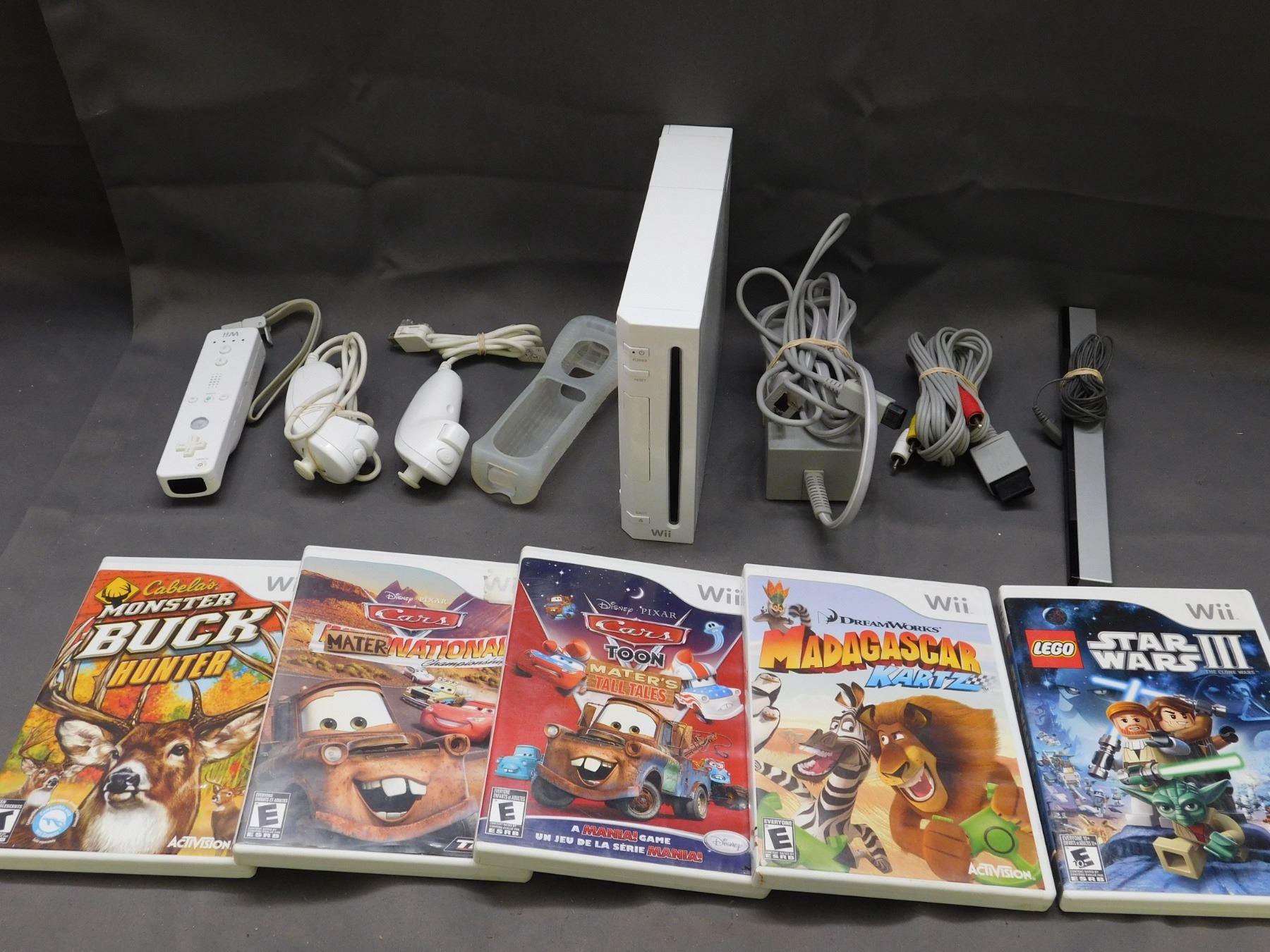 Nintendo Wii Console Bundle 1st Gen System, 1 Wii Mote, 2 Nunchuks ...