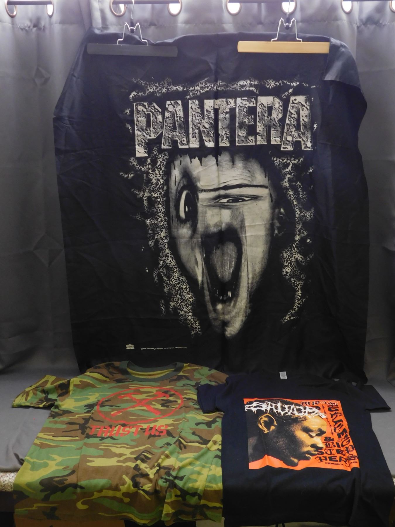 Lot of 3 Pink Floyd, Kendrick Lamar T-Shirts and Pantera Wall Tapestry