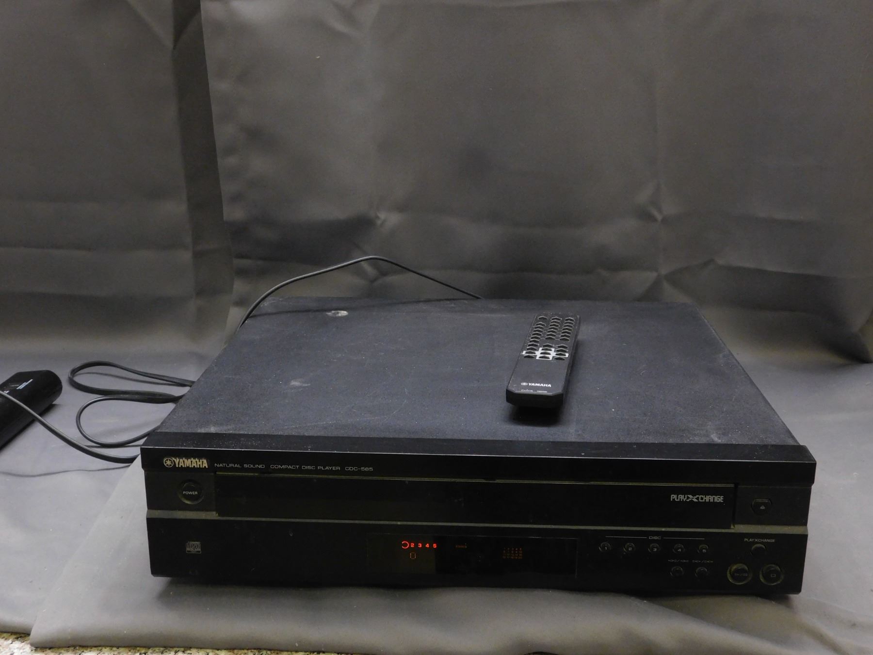 Yamaha Model CBC-585 5 Disc CD Player