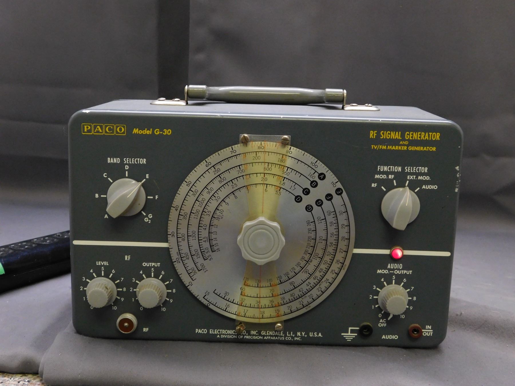 Paco Model G30 RF Signal Generator and TV/FM Marker Generator