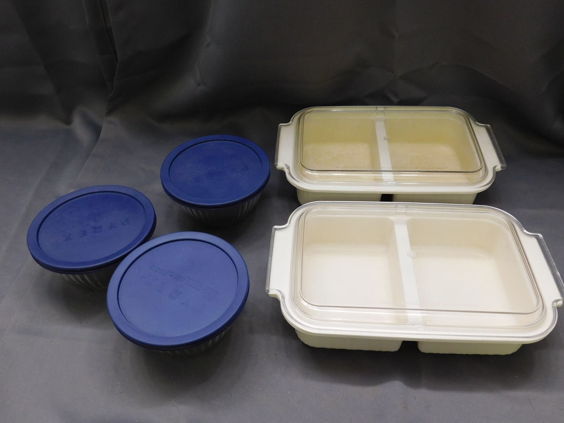Lot of 2 Rubbermaid 2-Slot Food Storage Trays & Pyrex Glass Bowls w ...
