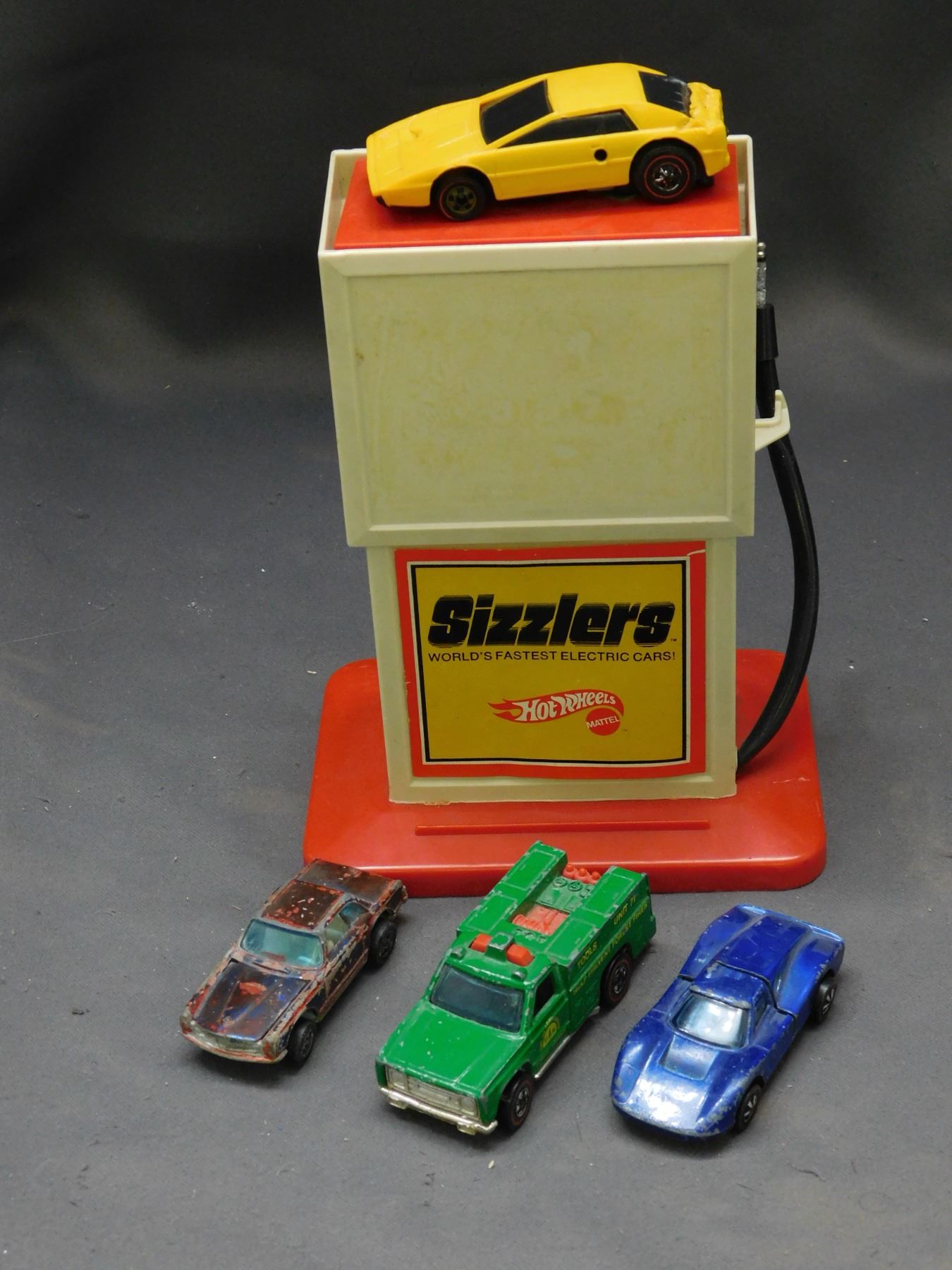 Lot of 5 Toy Cars 3 Red Line, 1 Sizzlers Gas Pump and 1 Sizzlers Car ...