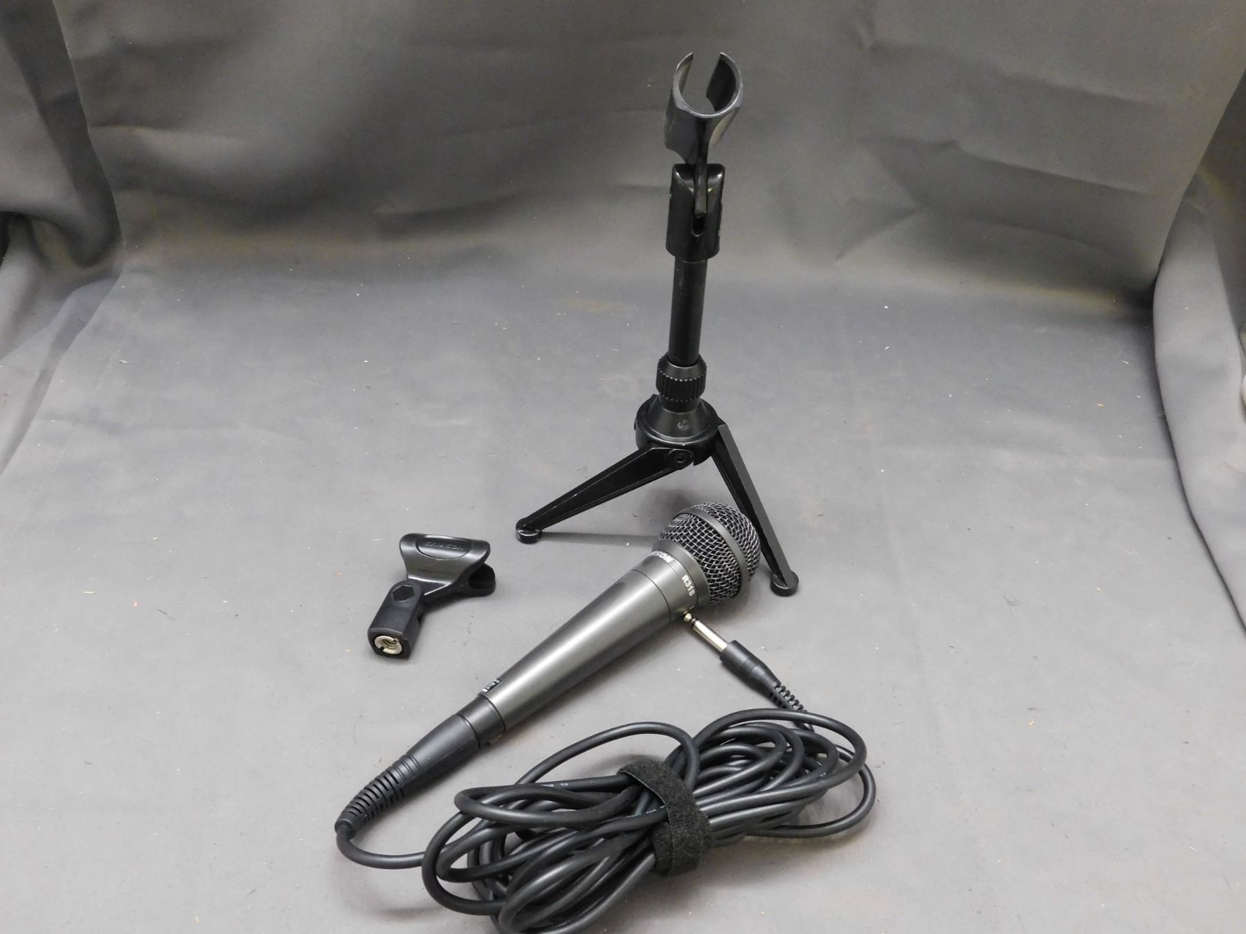 Samson R31S Microphone with Tabletop Stand and extra Clip