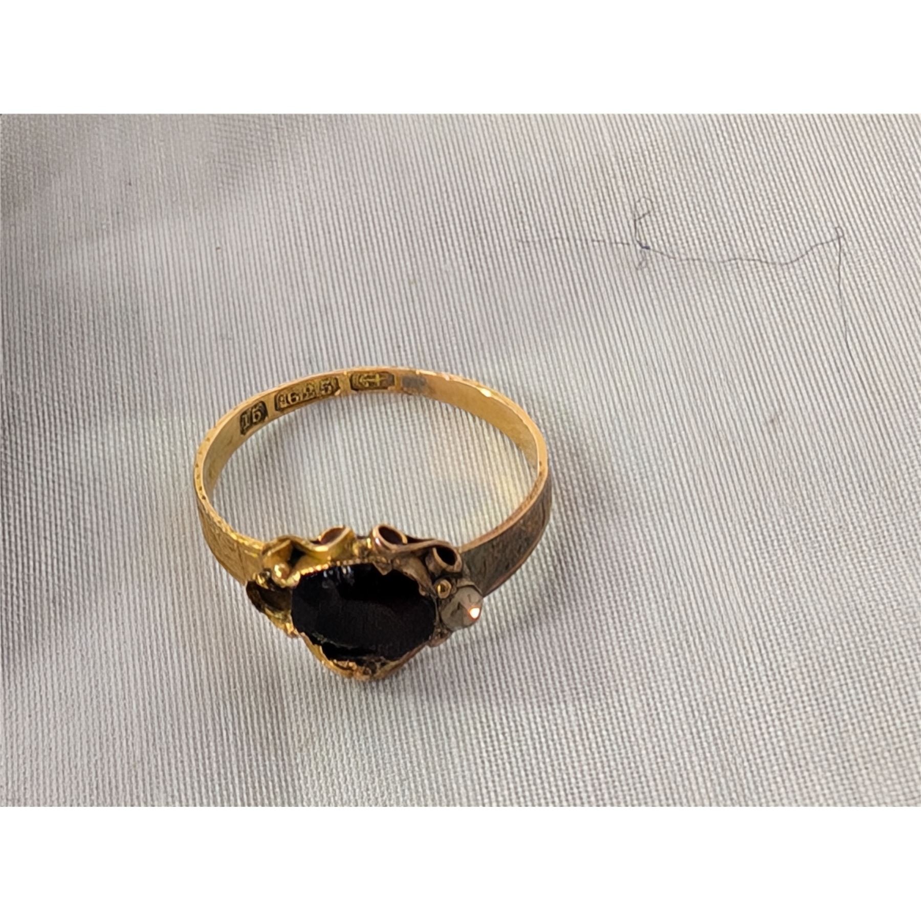 Antique 15ct .625 Gold Ring (missing 1 stone) with box