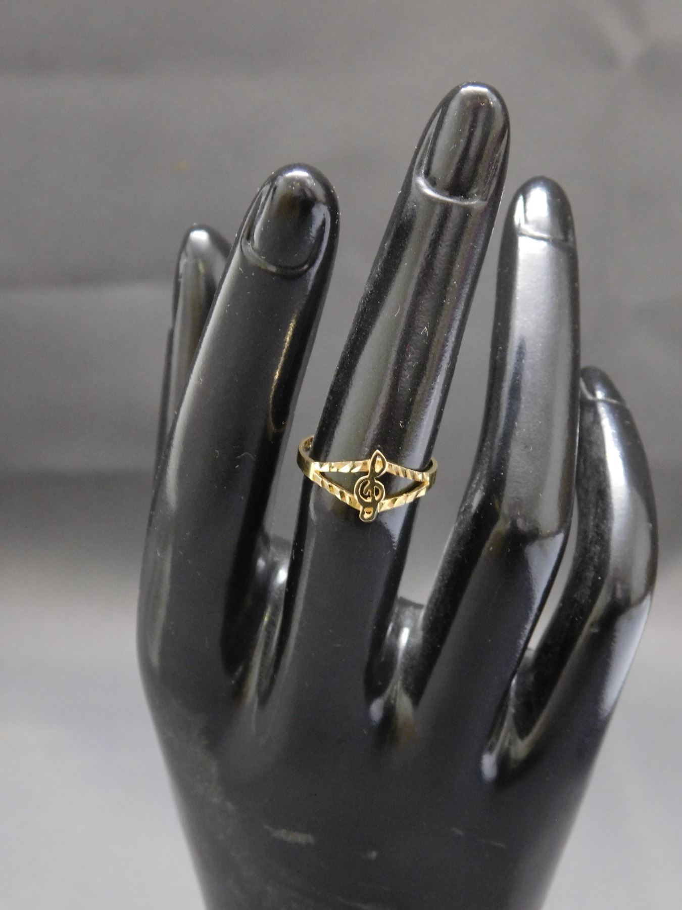 10k Gold Treble Clef Ring Size 5 approx 1 gram.