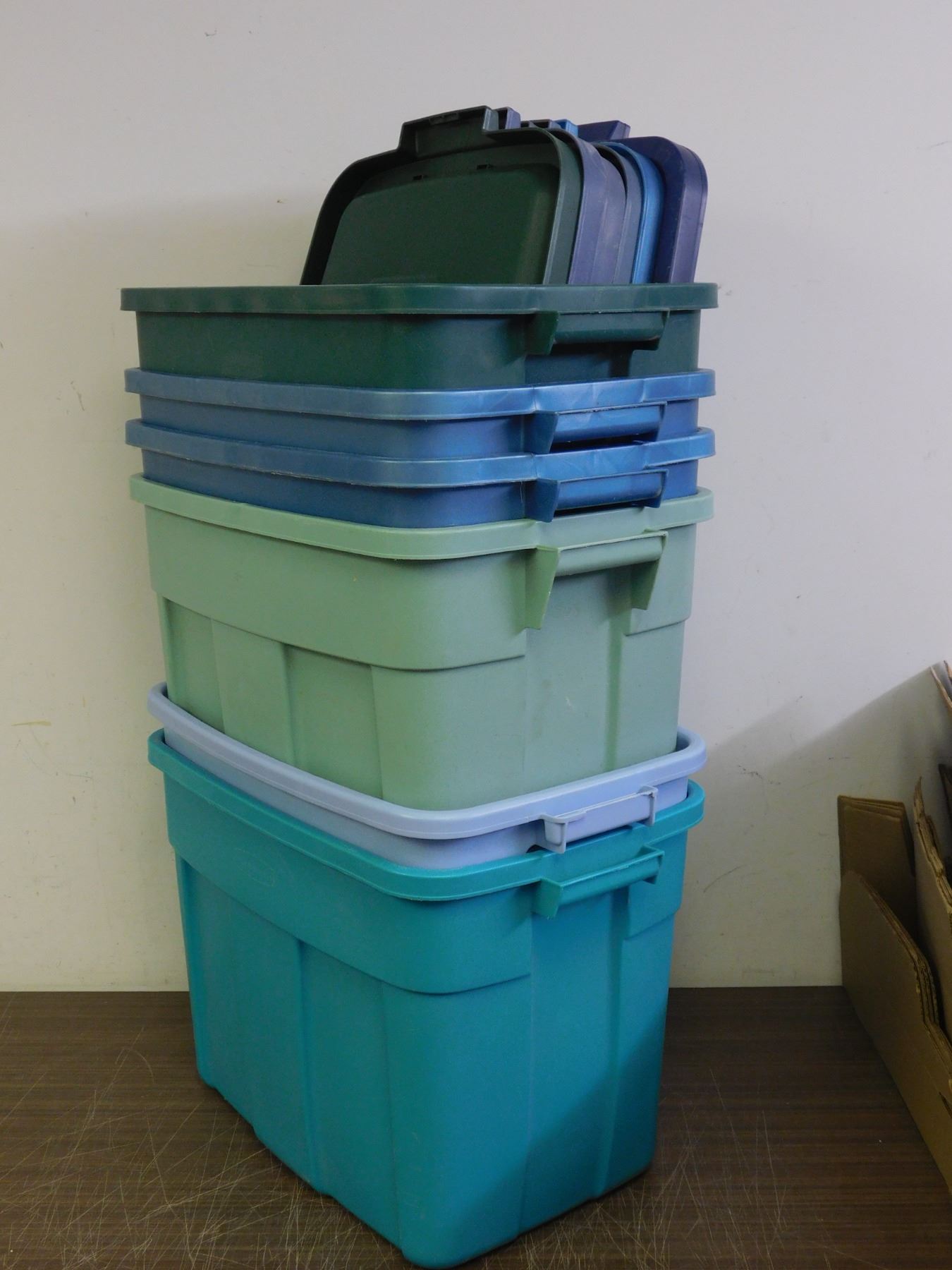 Lot of 6 Bus Tub Storage Bins Totes 16" x 14" x 20" w lids