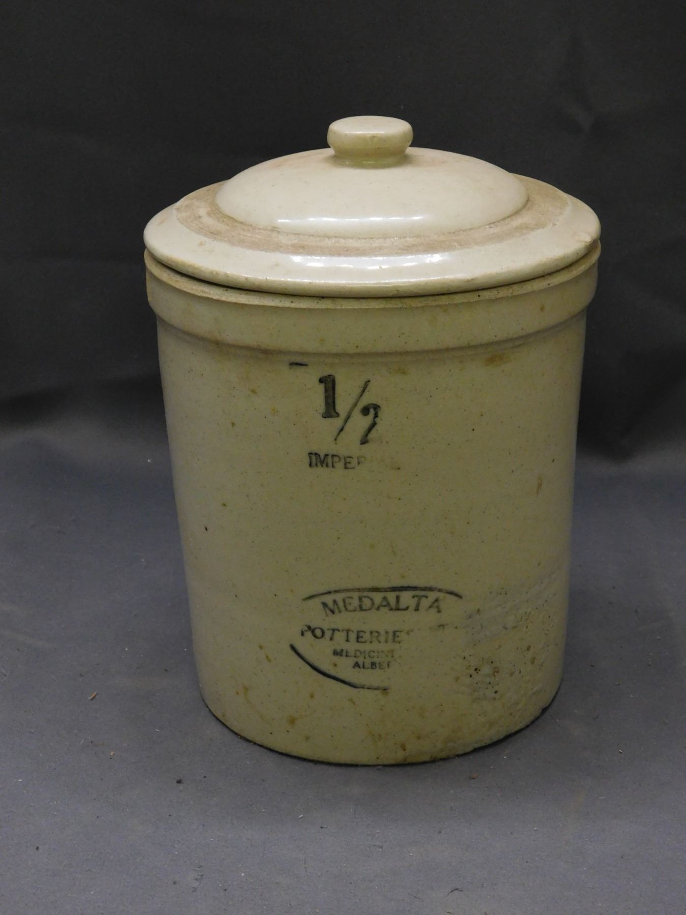 1/2 Gallon Medalta Crock Pot w Lid