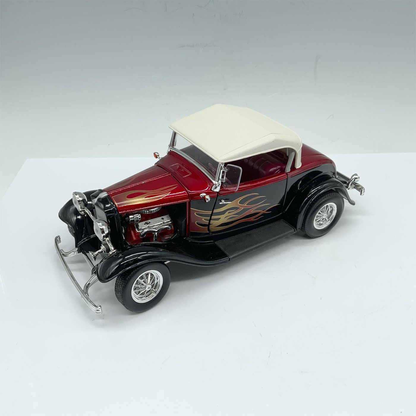 Road Signature 1932 Ford Roadster Convertible Toy Car