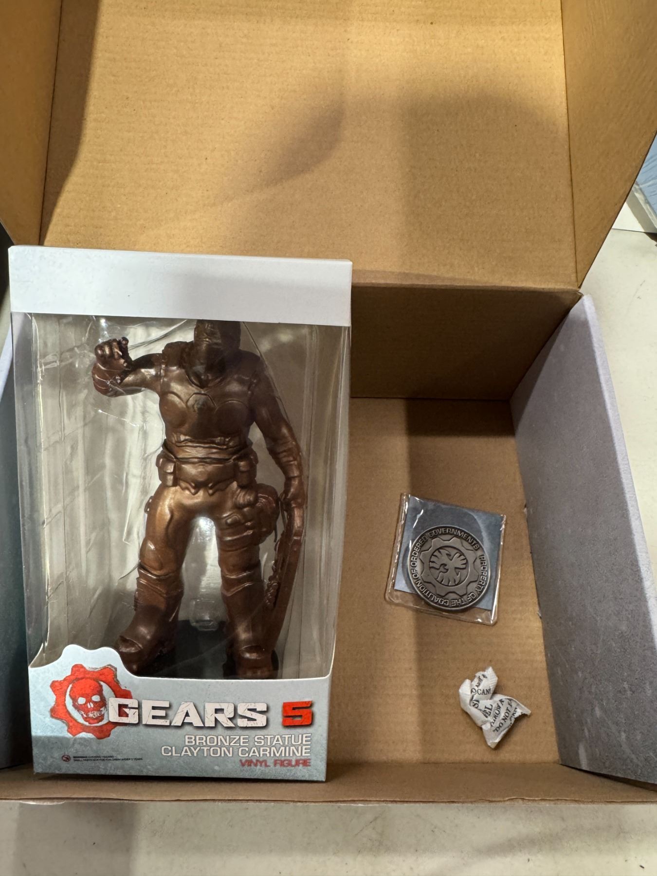 Gears 5 bronze statue, Clayton, Carmine vinyl figure and token