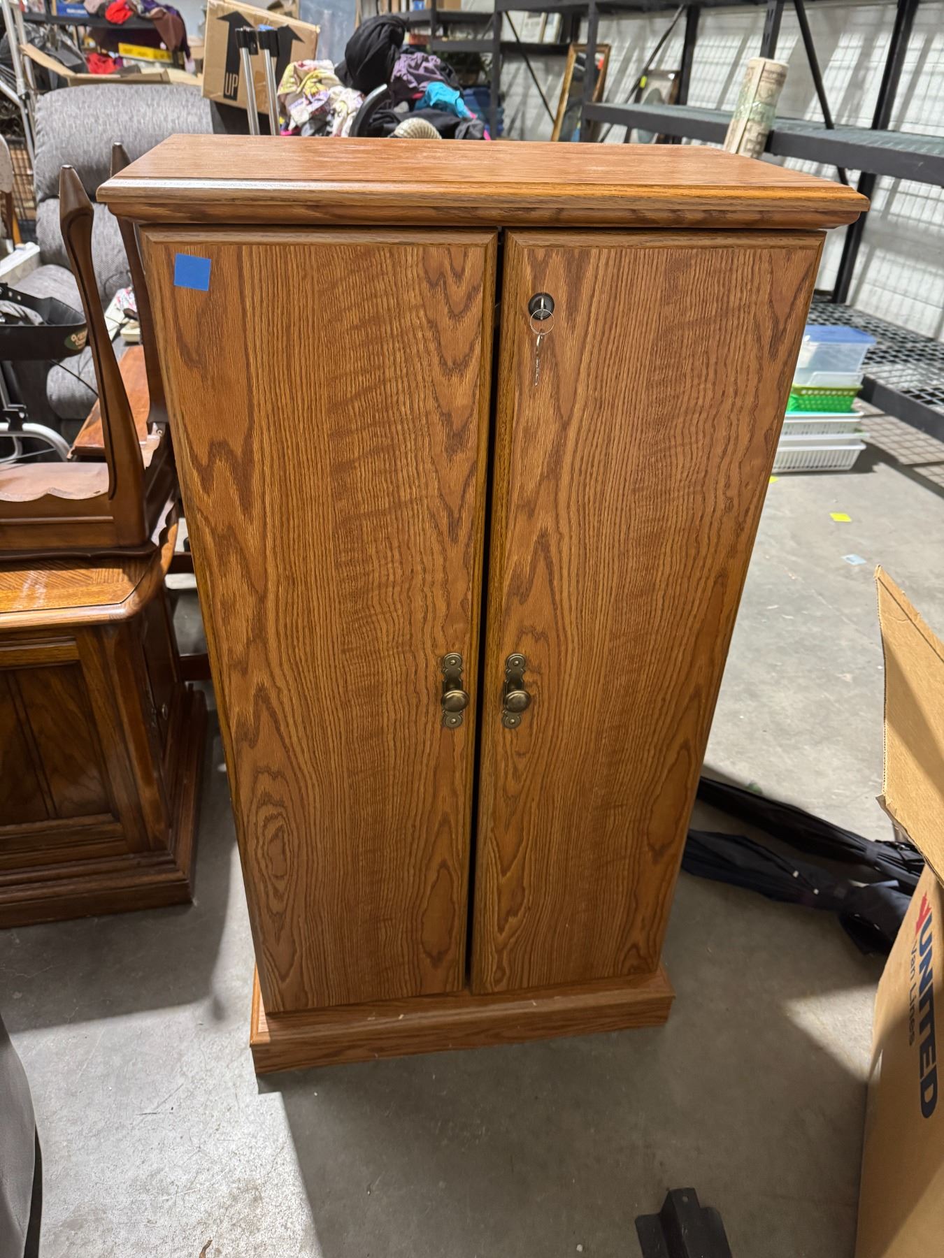 Locking cabinet