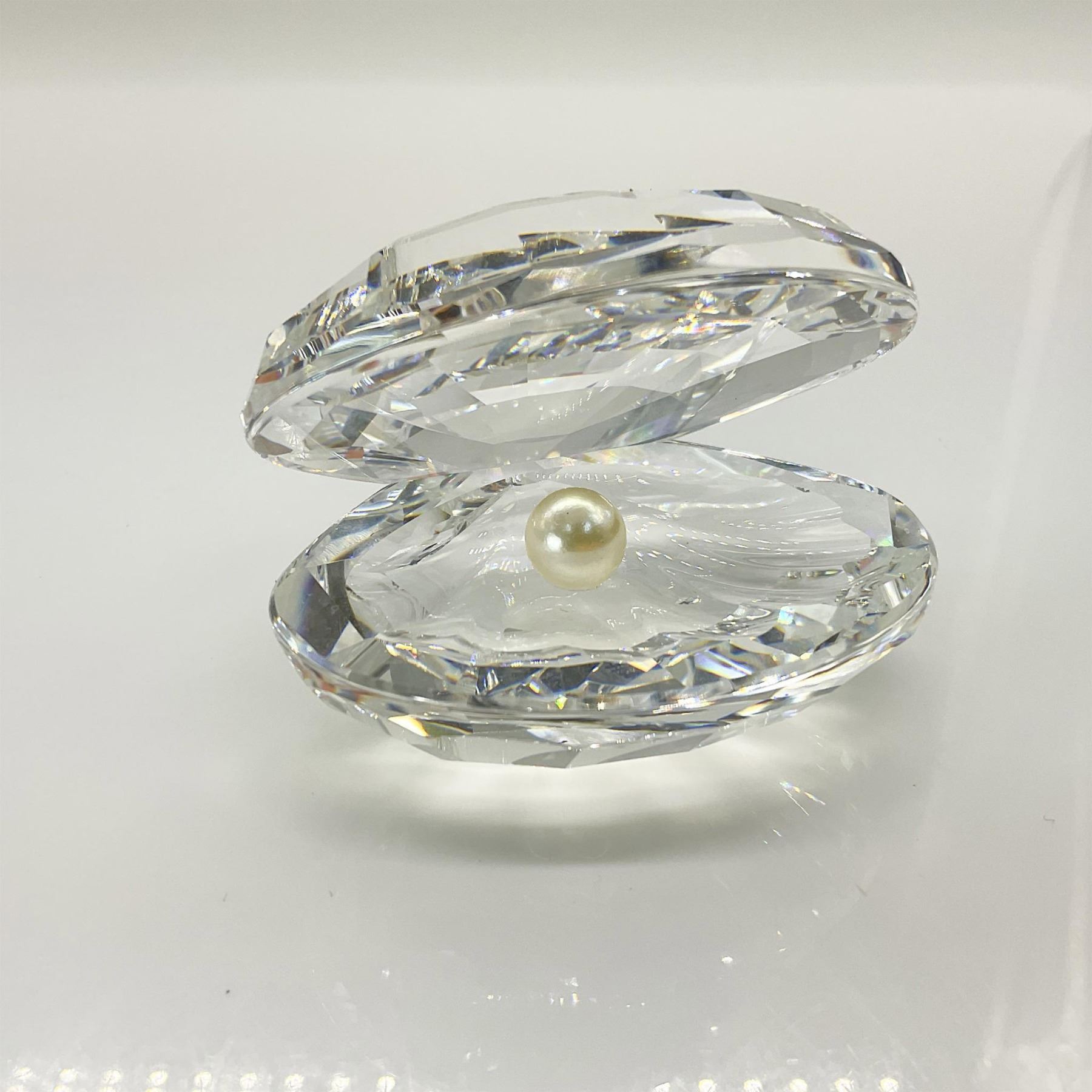 Swarovski Crystal Figure Clam with Pearl