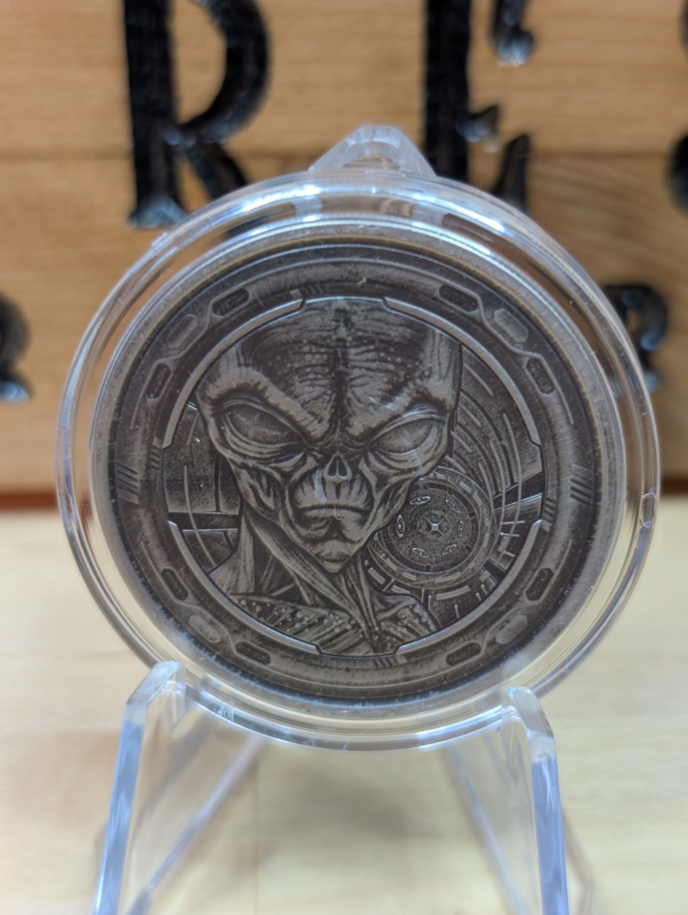 Lot 86-1) 1oz Alien silver coin