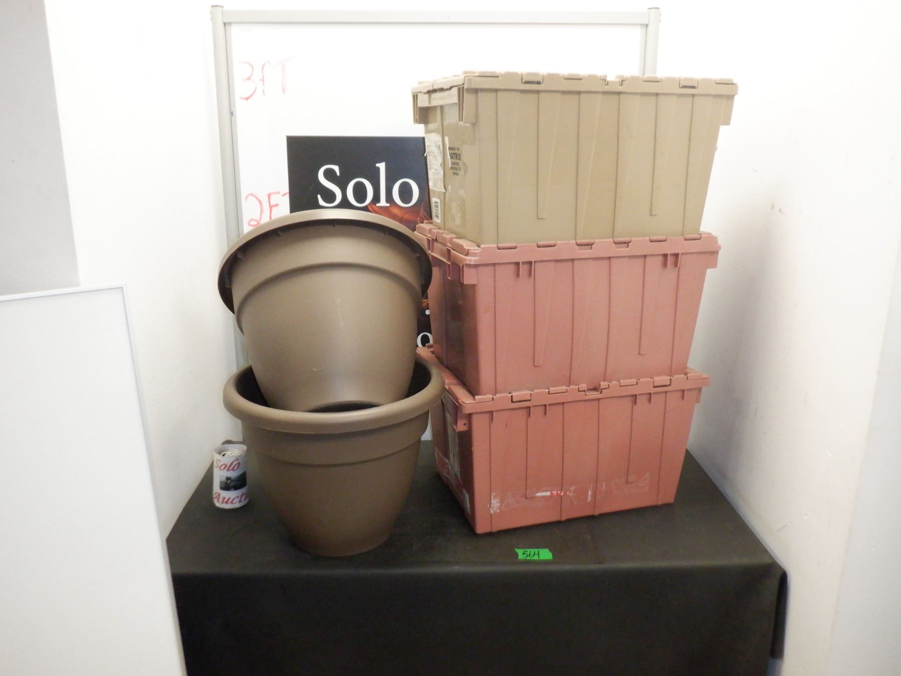 Assorted lot with 2 plant pots and 3 storage bins