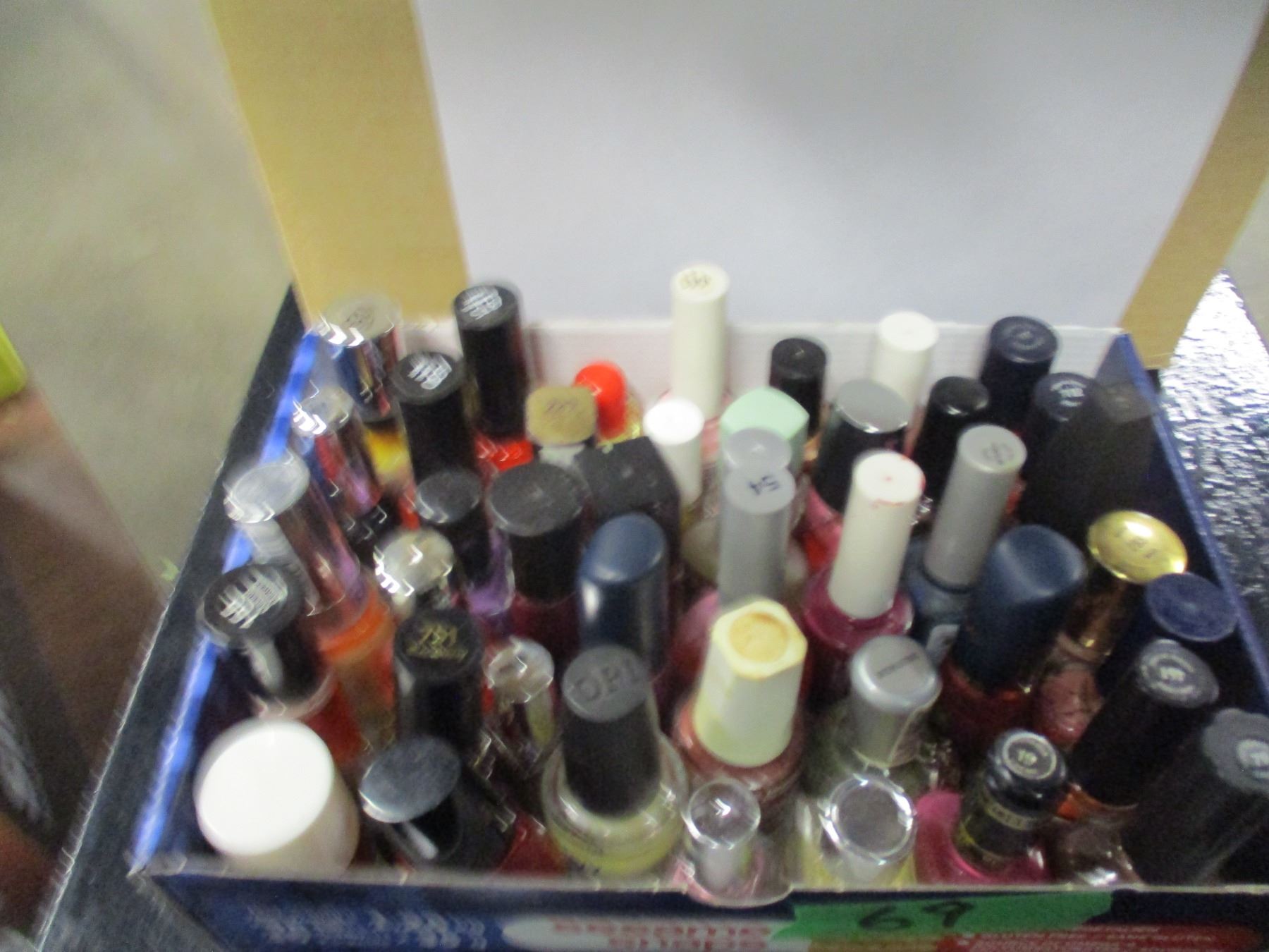 FLAT C/W ASSORTED NAIL POLISH