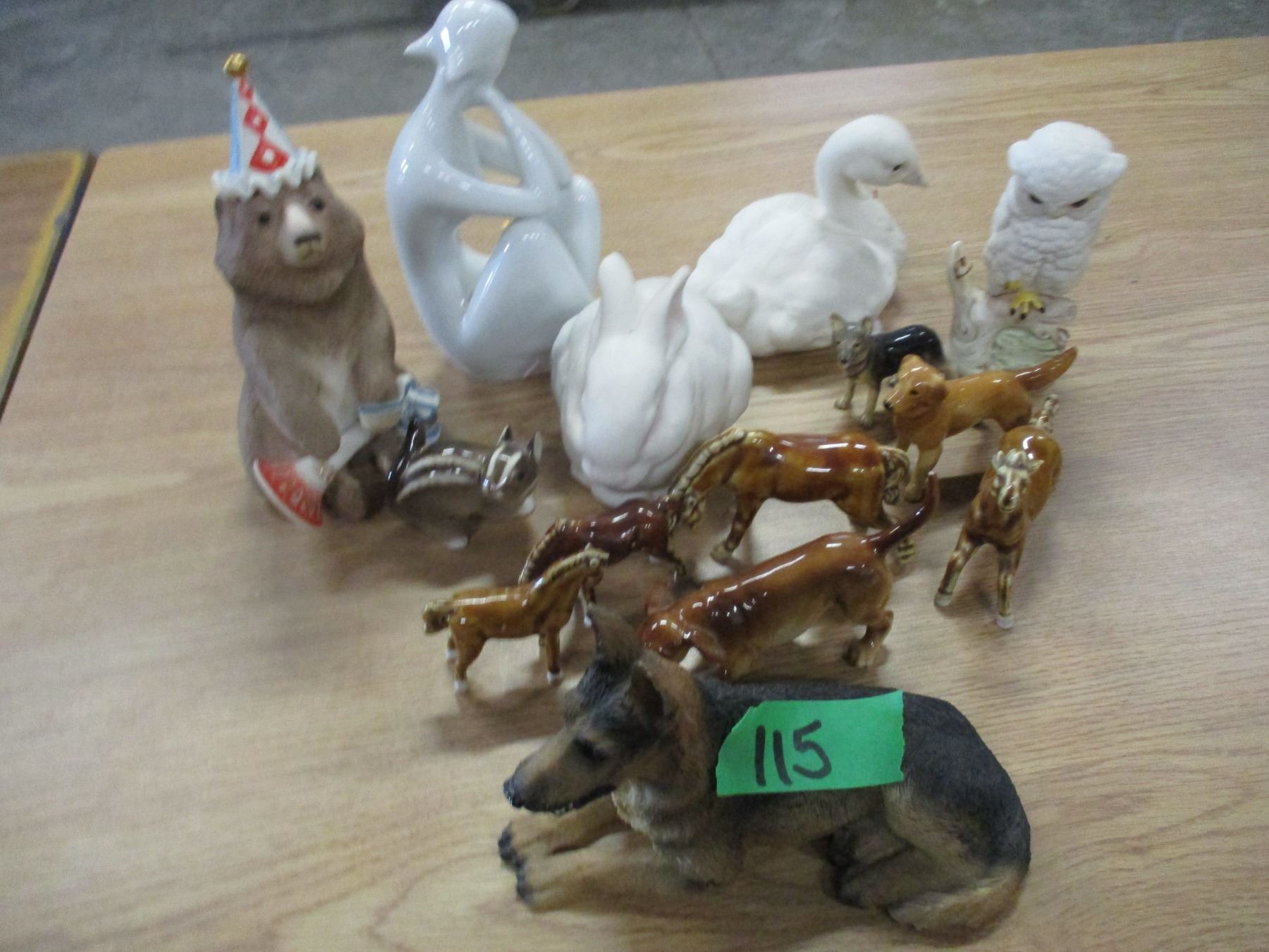 ESTATE: FLAT C/W ASSORTED ORNAMENT